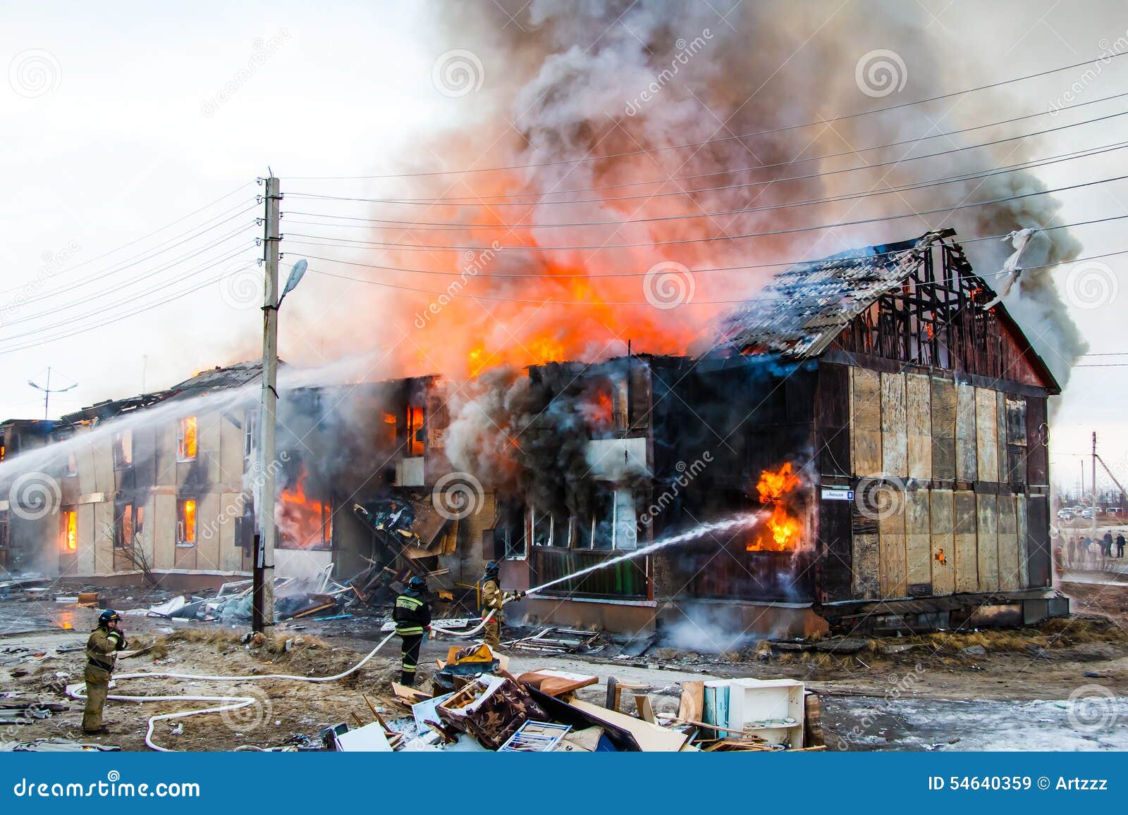 Le feu dans une maison image stock éditorial. Image du urgence - 54640359