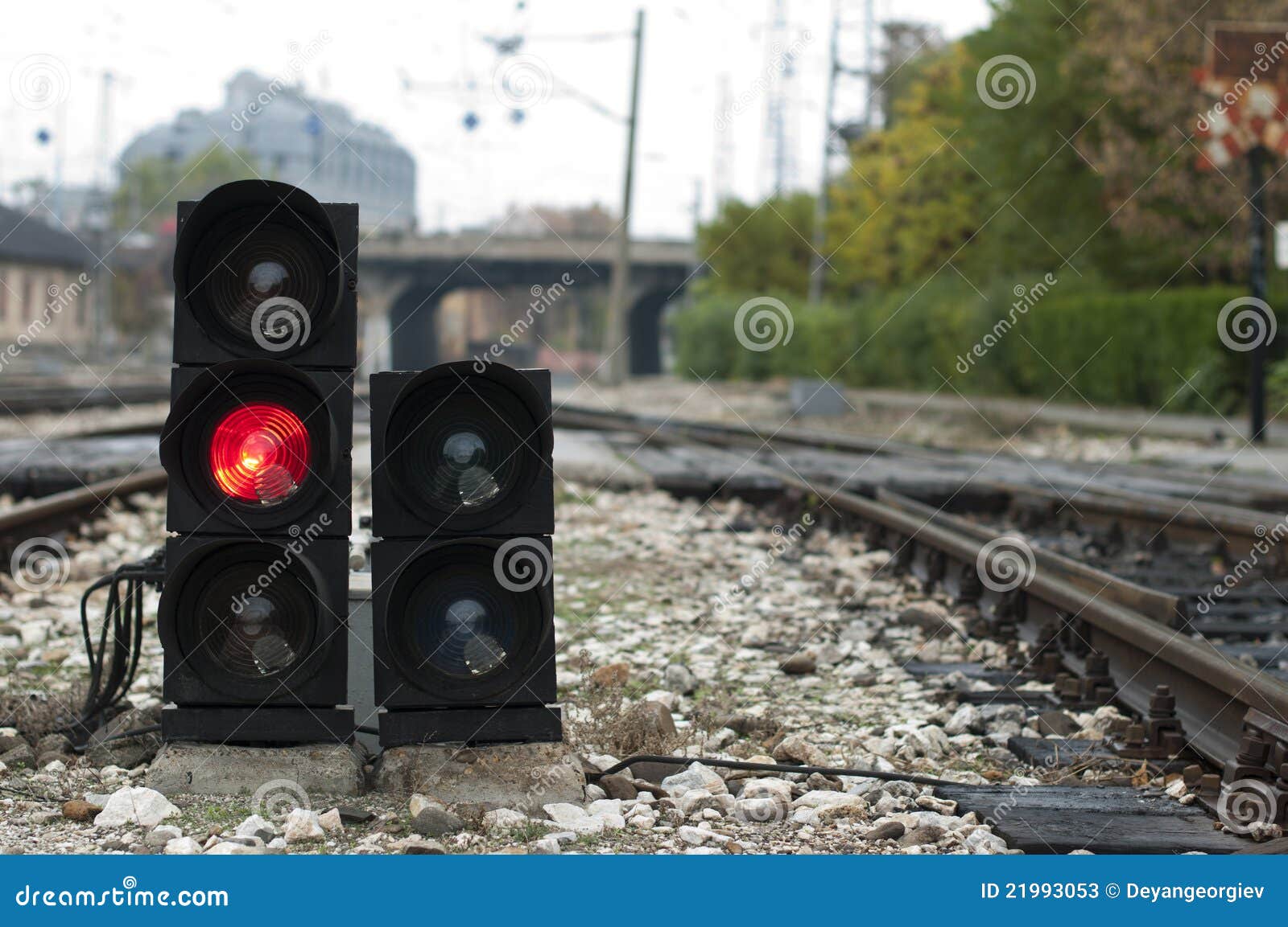 Le Feu De Signalisation Affiche Le Signal Rouge Image stock - Image du ...