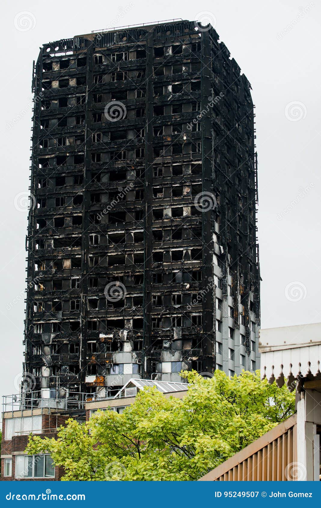 Le feu de tour de Grenfell photographie éditorial. Image du ...