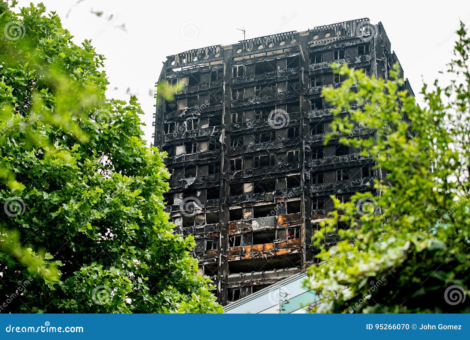 Le feu de tour de Grenfell image éditorial. Image du éditorial - 95266070
