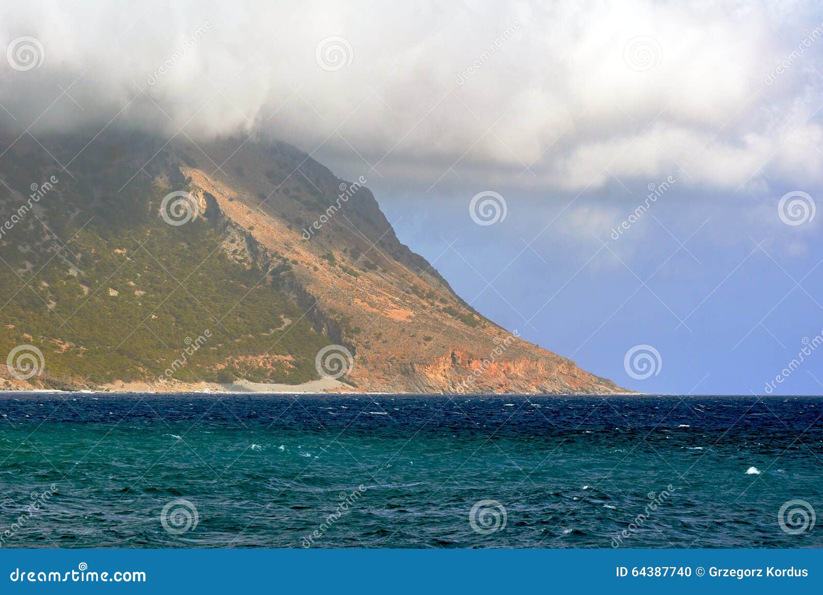 Le Flanc De Montagne Sur La Côte Photo stock - Image du crète, buisson ...