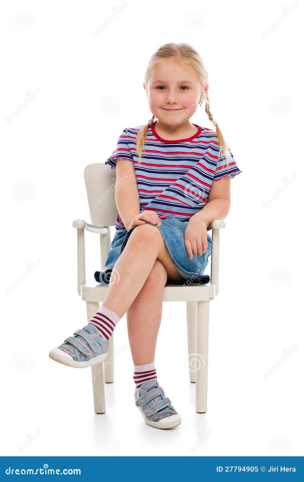 Le Flicka Som Sitter På En Stol Fotografering för Bildbyråer - Bild av ...