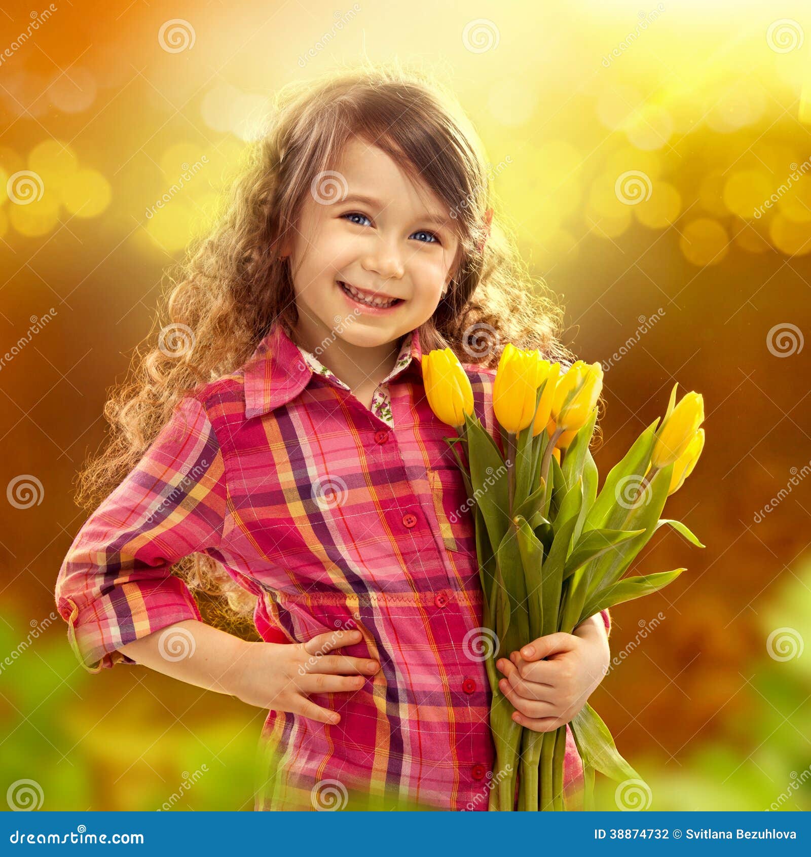 Le Flickan Med Den Stora Buketten Av Blommor Arkivfoto - Bild av ...