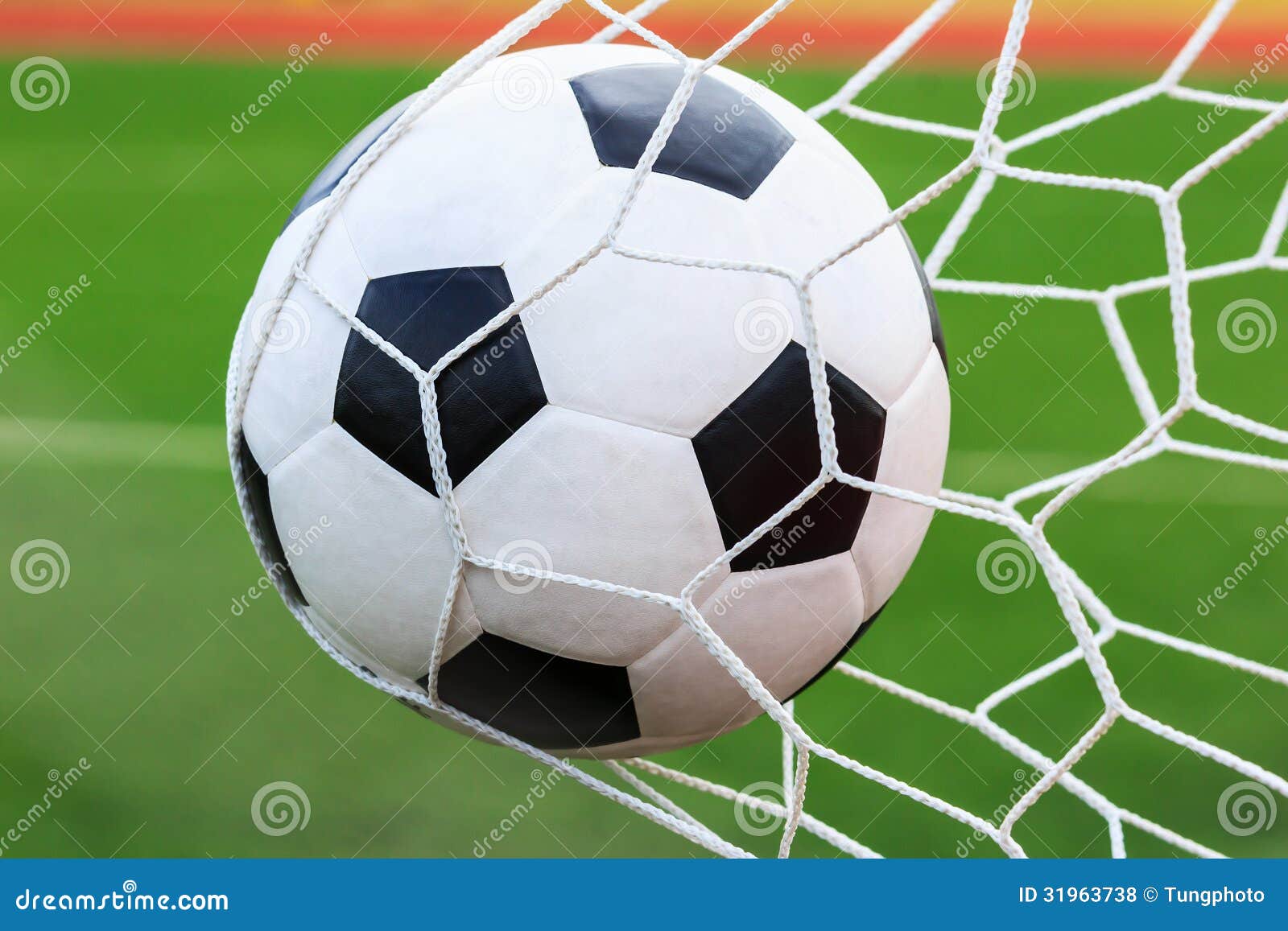 Le Football Dans Le Filet De but Photo stock - Image du simple ...