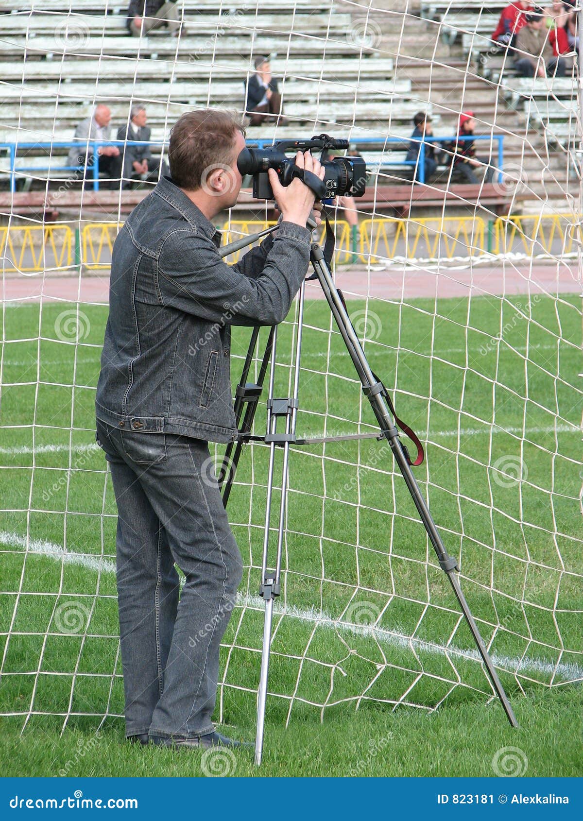 Le football de cameraman image stock. Image du gens, cameraman - 823181