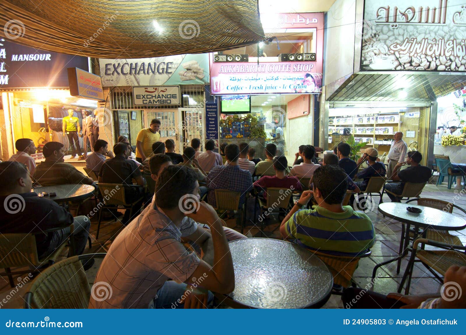 Le football de observation photo stock éditorial. Image du course ...