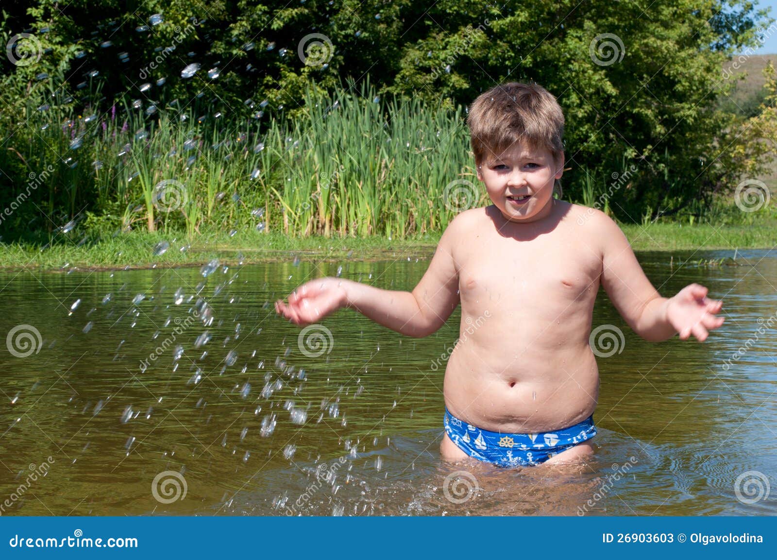 Le Garçon Nage Dans Le Fleuve Image stock - Image du frais, bain: 26903603