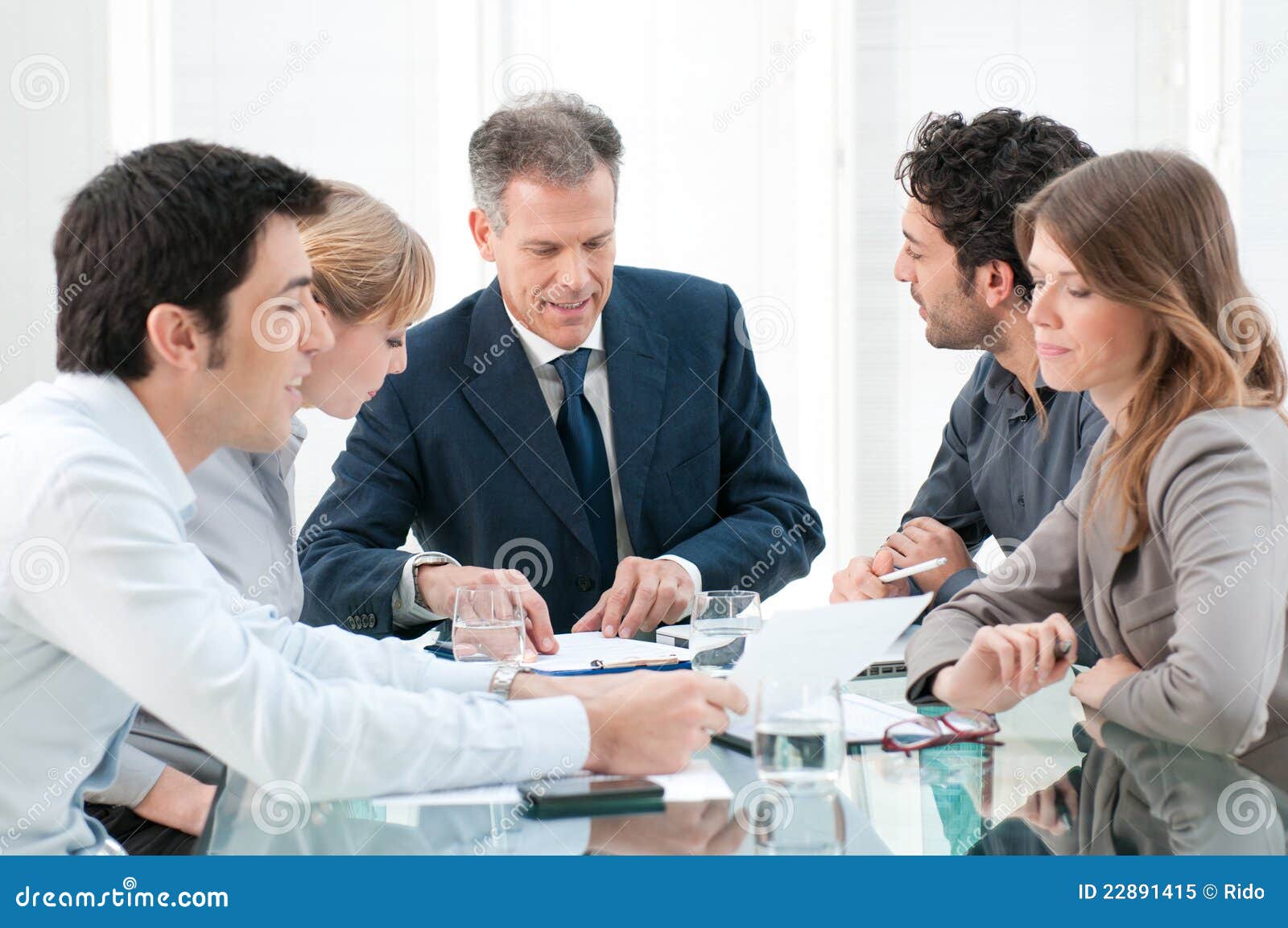 Le Gens D'affaires Travaille Dans Le Groupe Image stock - Image du ... Le Gens D'affaires Travaille Dans Le Groupe Image stock - Image du ...