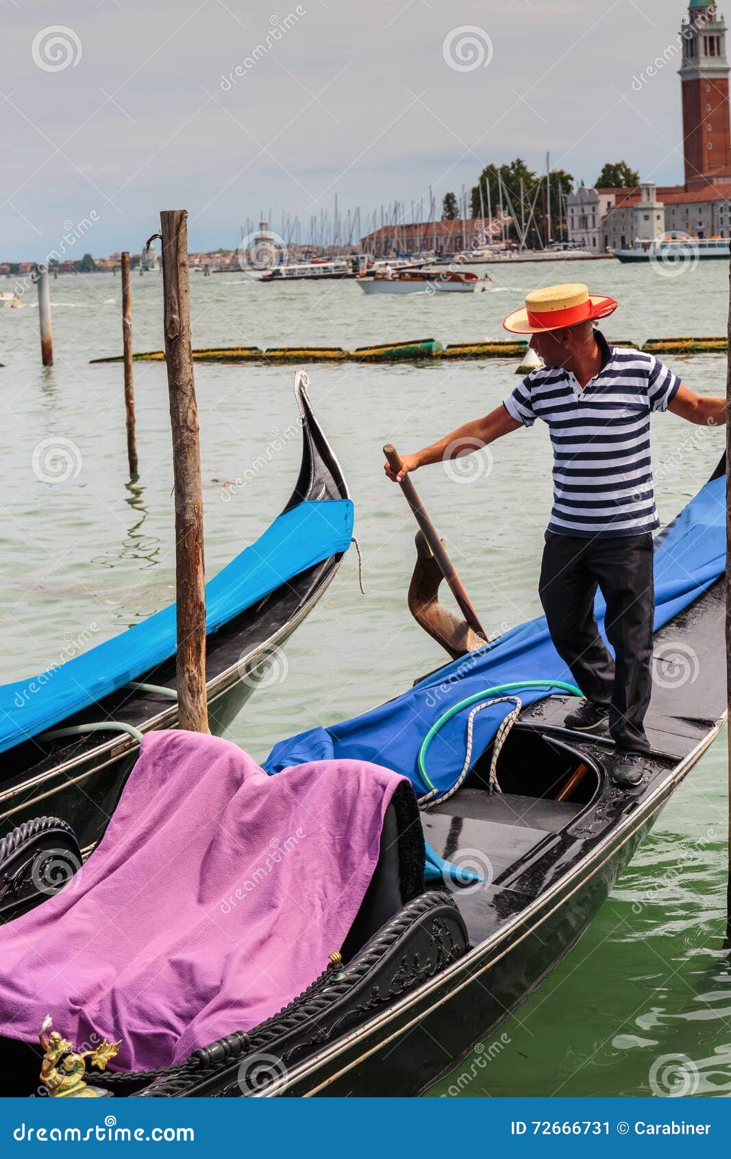Le Gondoliere Guidano La Gondola Fotografia Editoriale - Immagine di ...