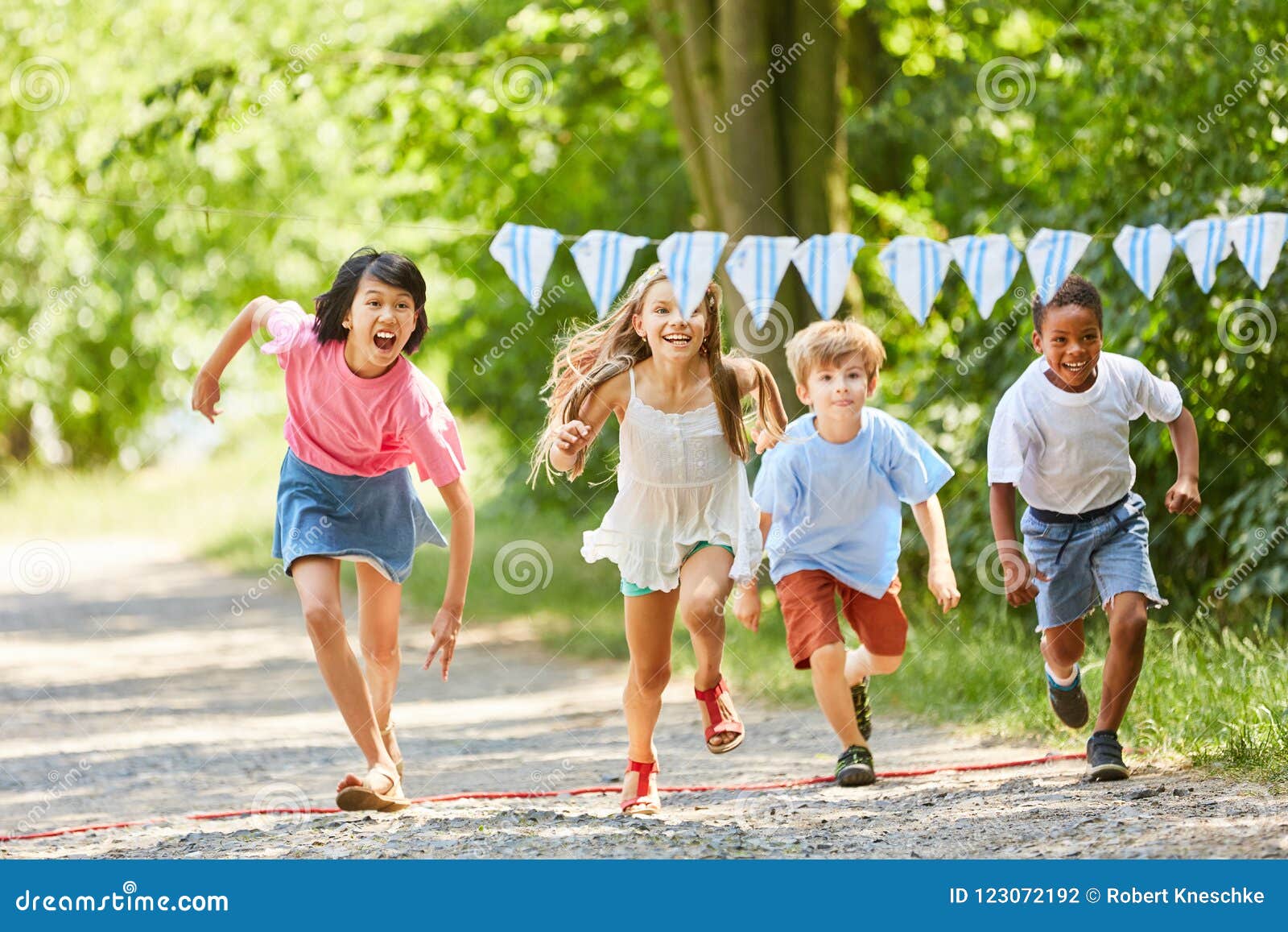 Le Groupe D'enfants Fait Une Course Photo stock - Image du gosses ...