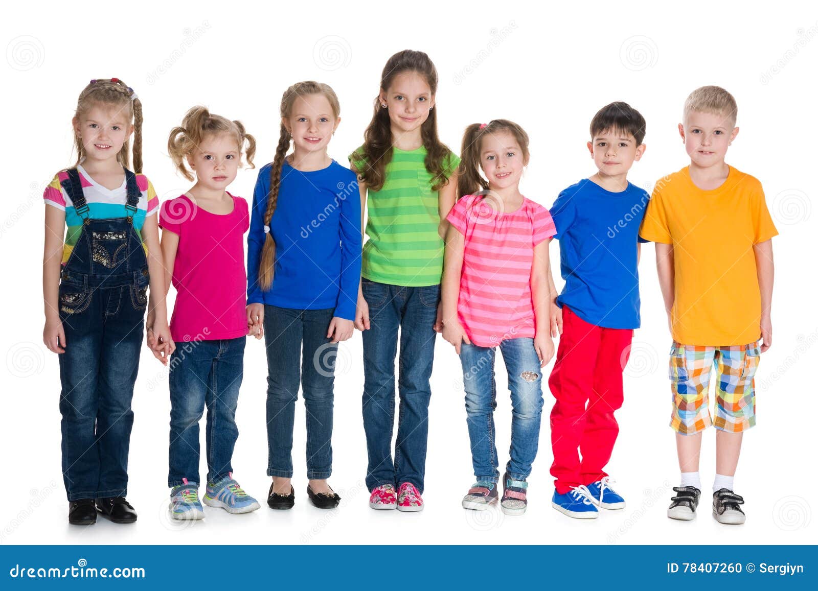 Le Groupe D'enfants Se Tiennent Ensemble Photo stock - Image du ...