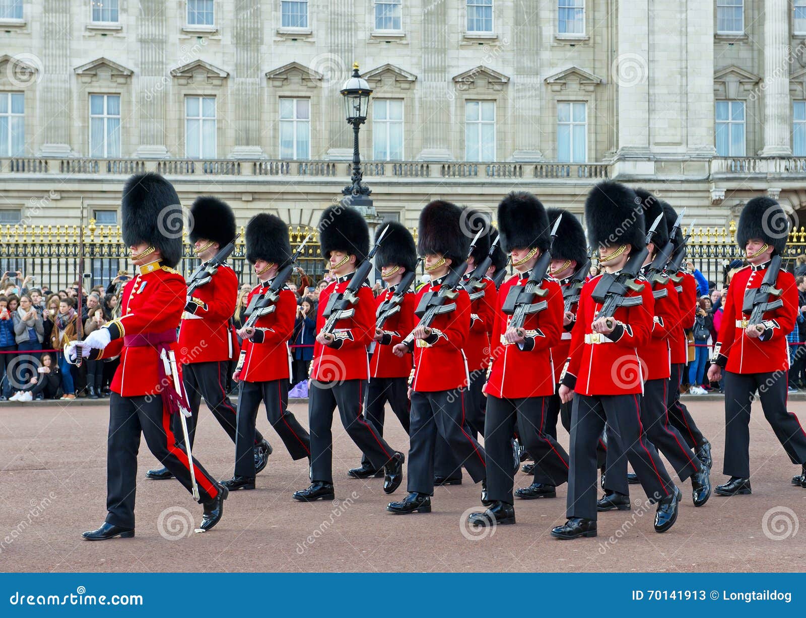 Le guardie reali, Londra fotografia stock editoriale. Immagine di ...