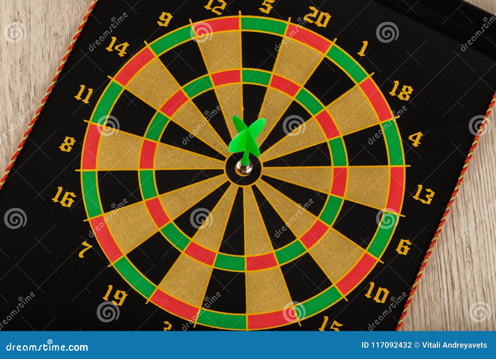 Le Jeu Des Dards, Dards Sur La Cible Photo stock - Image du dard ...