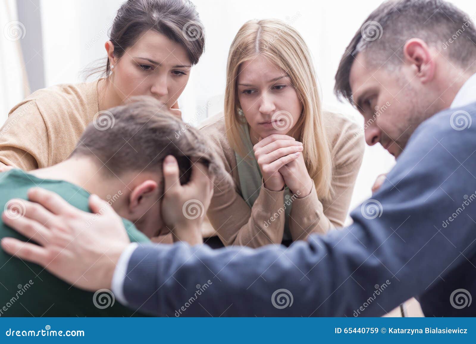 Le jeune homme pleure image stock. Image du amitié, débat - 65440759