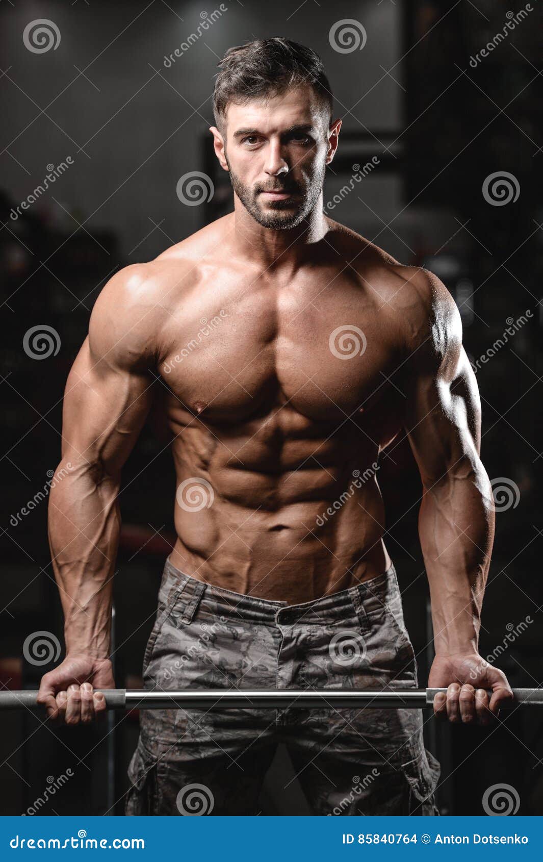 Le Jeune Homme Sportif Fort Et Beau Muscles Labs Et Le Biceps Photo