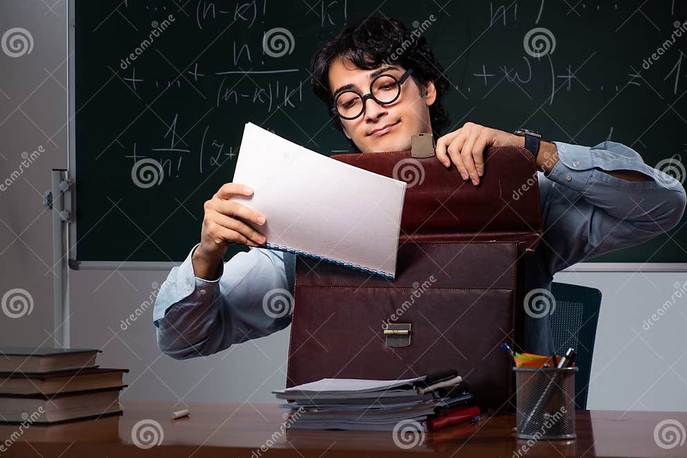 Le Jeune Professeur De Maths Devant Le Tableau Image stock - Image du ...