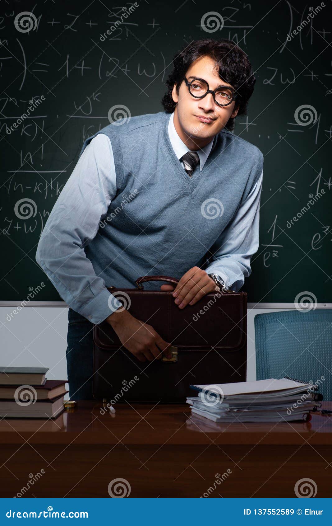 Le Jeune Professeur De Maths Devant Le Tableau Image stock - Image du ...