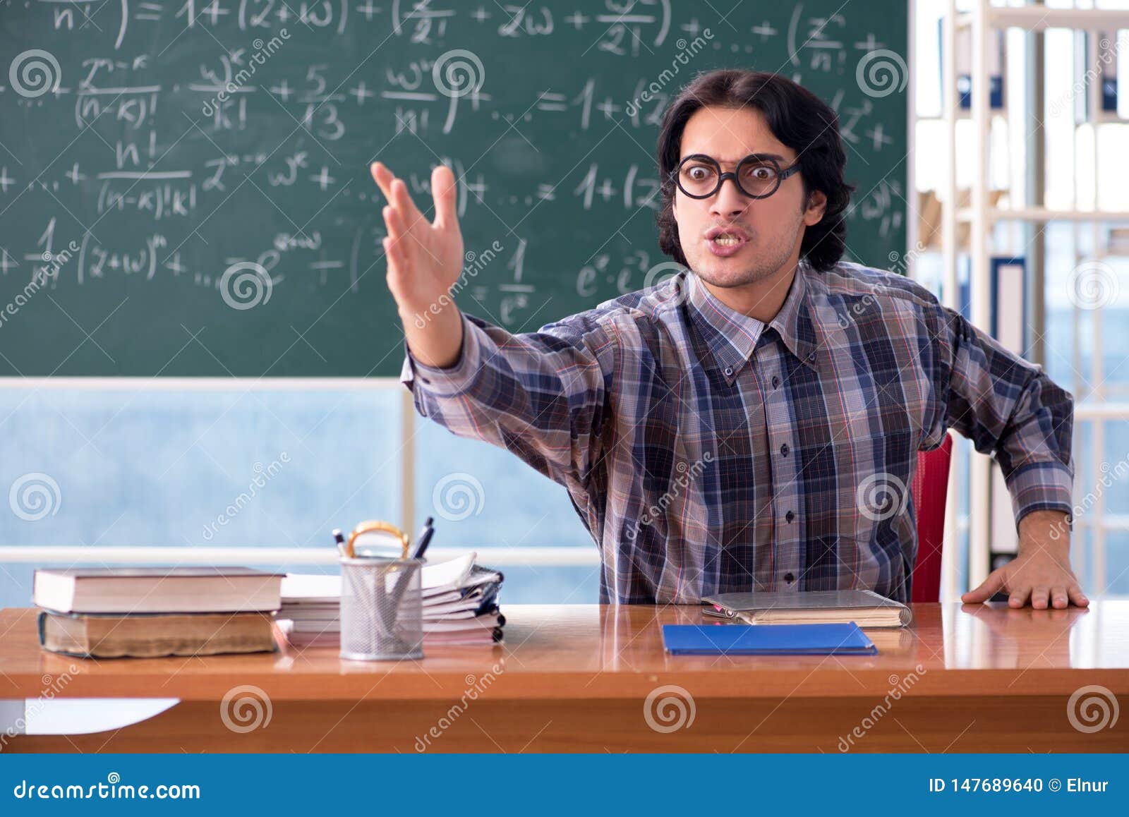Le Jeune Professeur De Maths Dr?le Devant Le Tableau Photo stock ...