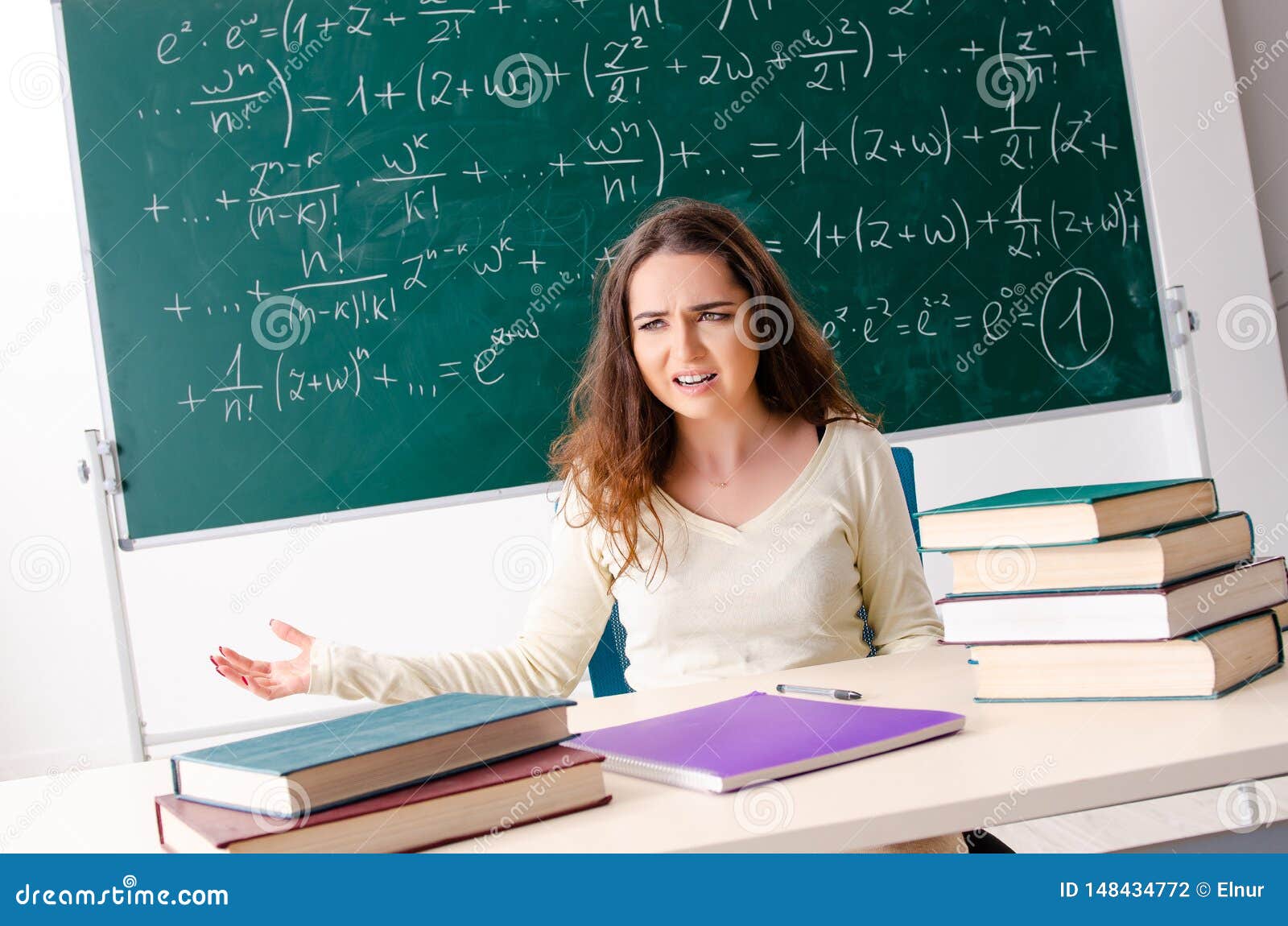 Le Jeune Professeur De Maths F?minin Devant Le Tableau Photo stock ...