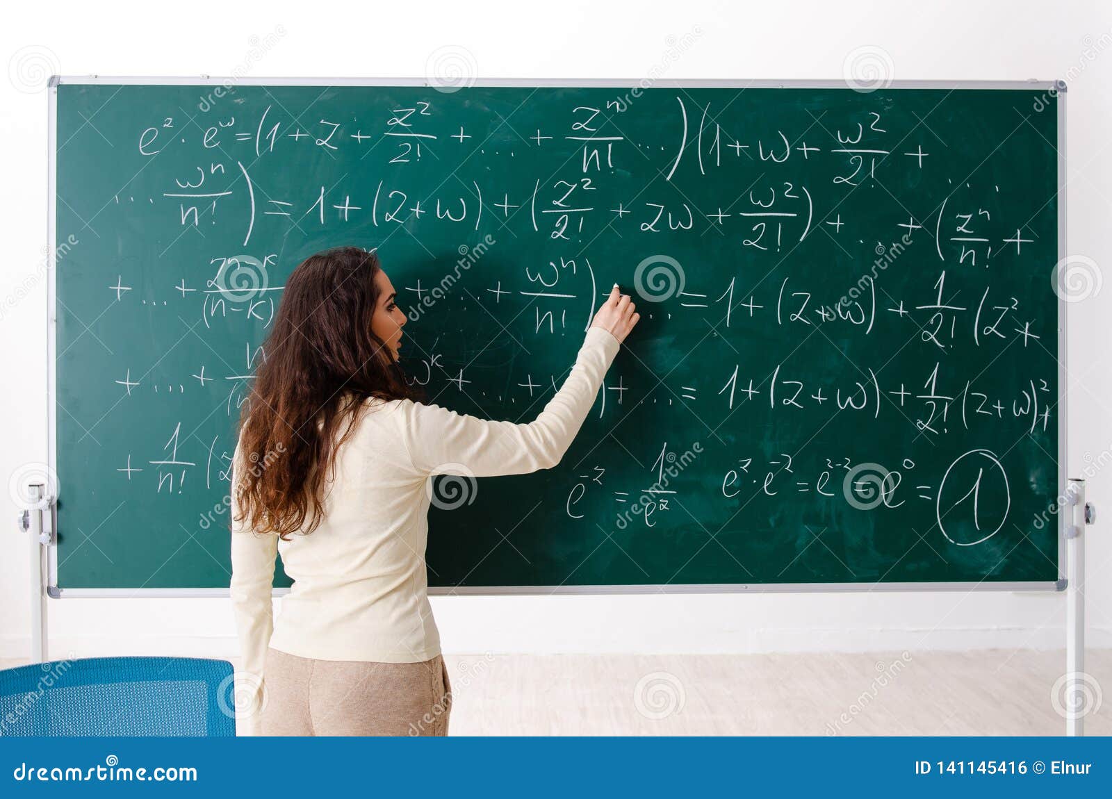 Le Jeune Professeur De Maths Féminin Devant Le Tableau Photo stock - Image du mathématique ...