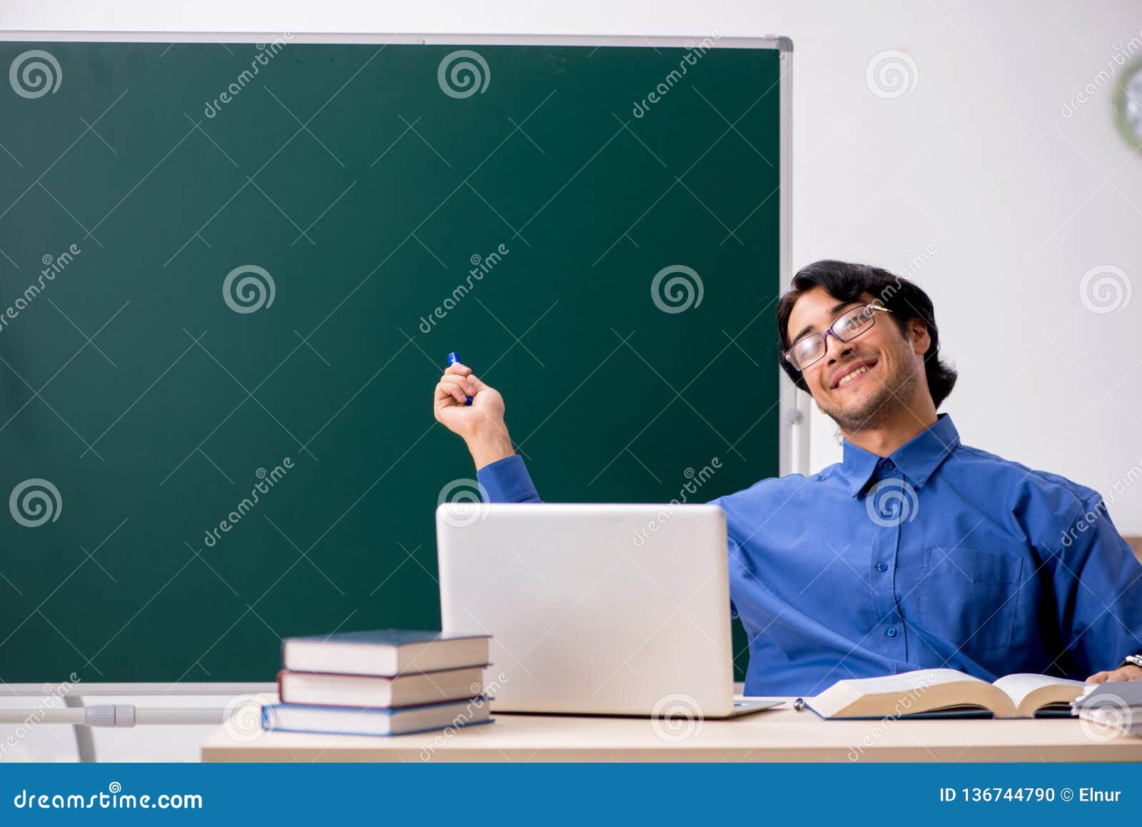 Le Jeune Professeur Masculin Devant Le Tableau Photo stock - Image du ...