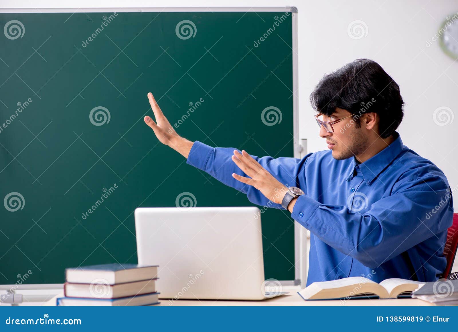 Le Jeune Professeur Masculin Devant Le Tableau Image stock - Image du ...