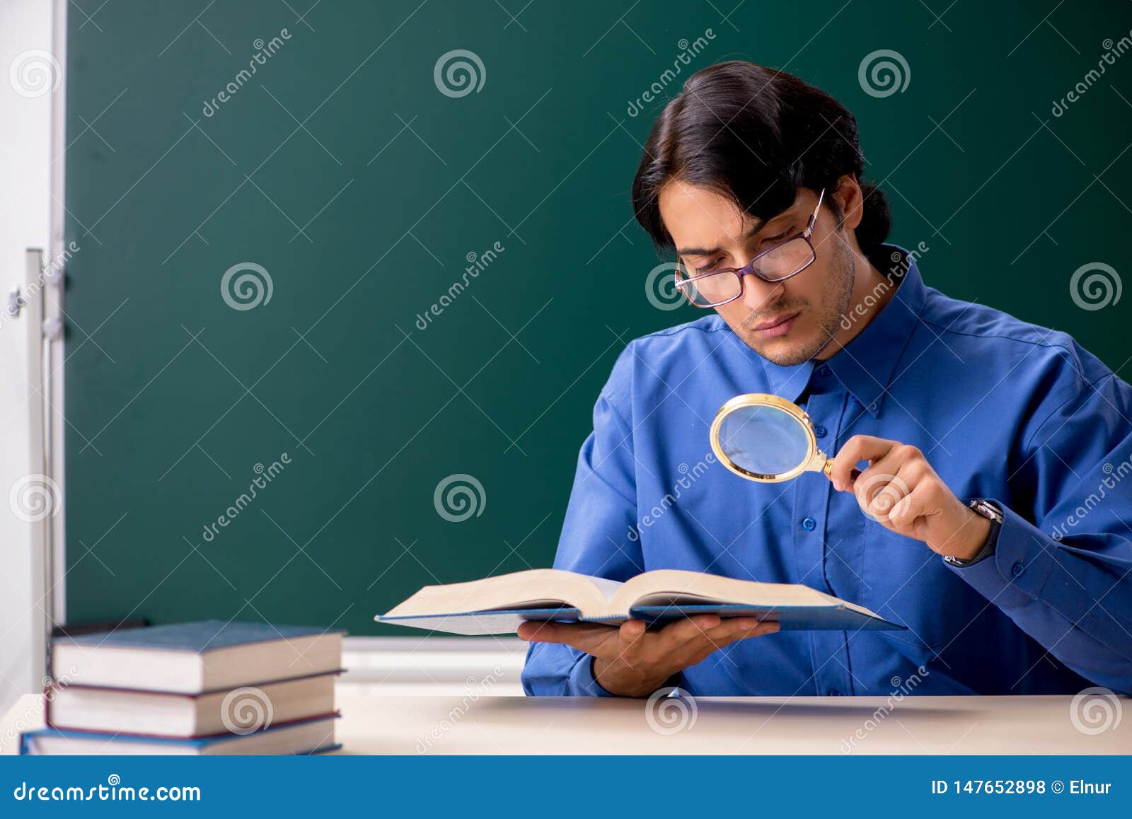 Le Jeune Professeur Masculin Devant Le Tableau Photo stock - Image du ...