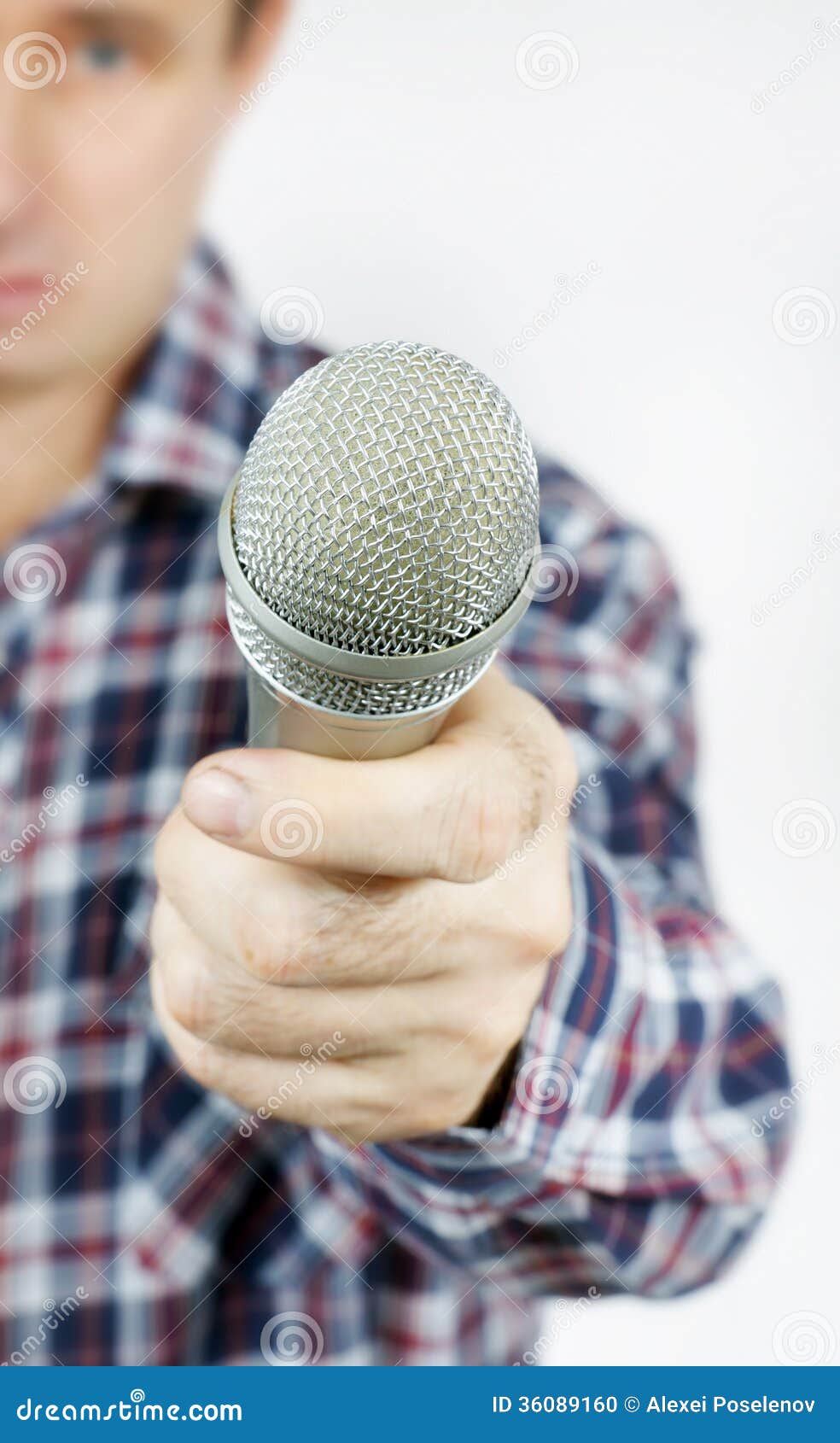 Le Journaliste Demande Une Question Et Tenir Le Microphone Photo stock ...