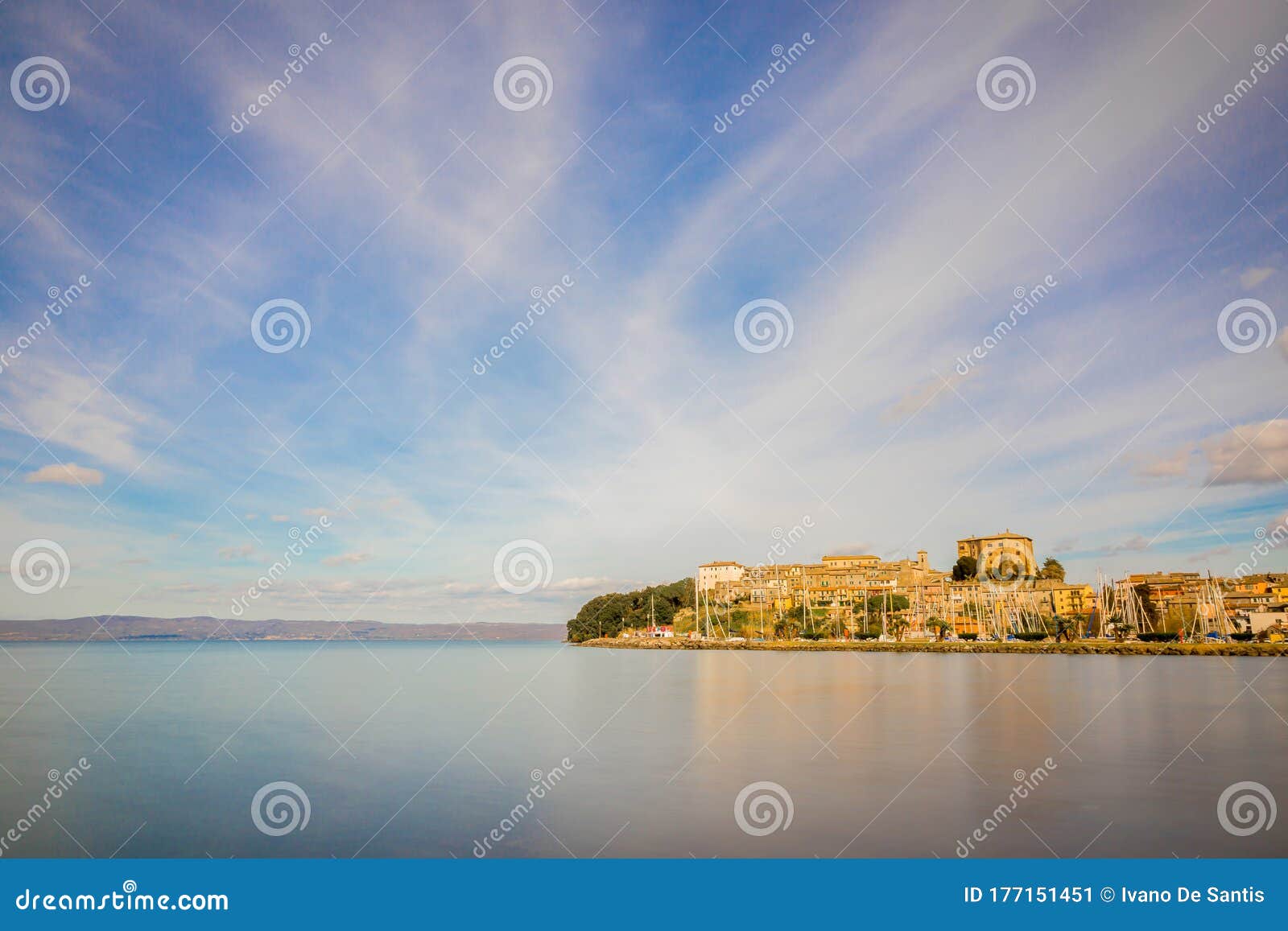 Le lac de bolsena image stock. Image du amarré, port - 177151451