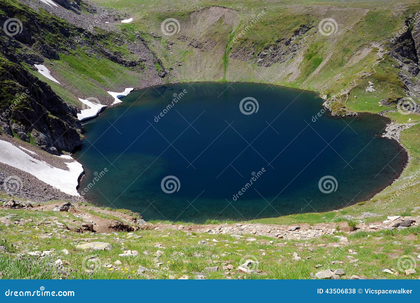 Le lac glaciaire eye photo stock. Image du bleu, montagne - 43506838