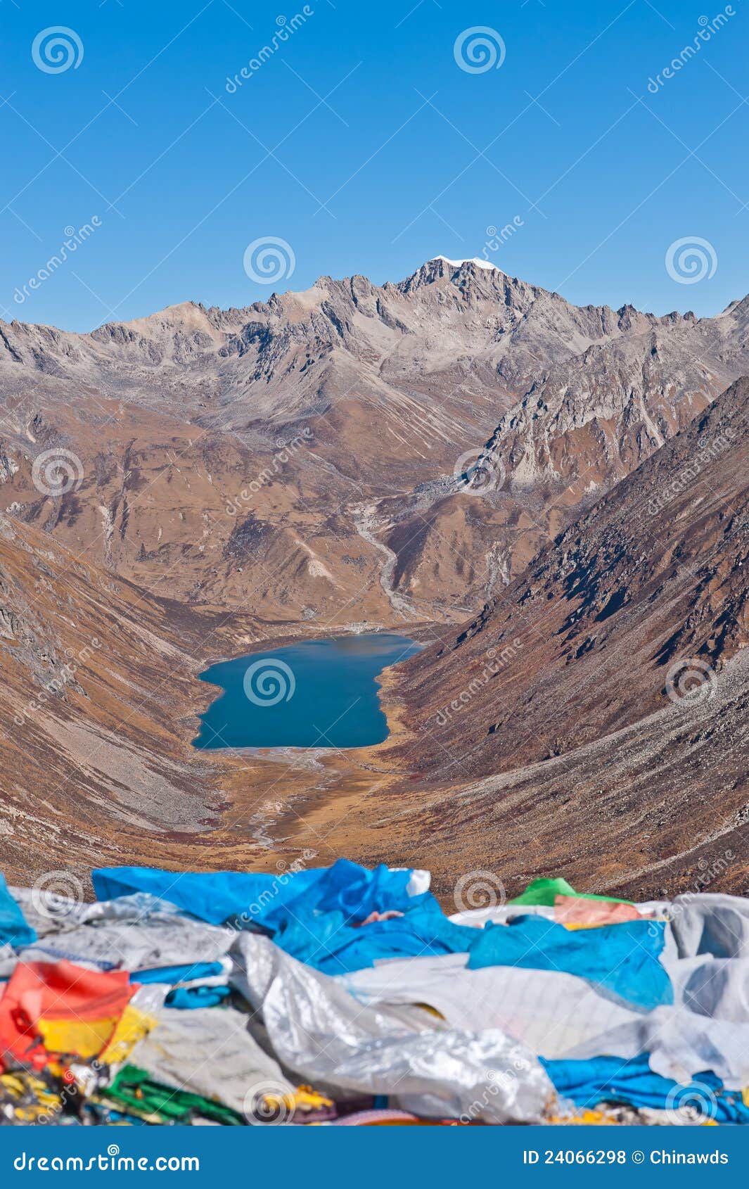 Le lac Lhamo-Latso photo stock. Image du beau, nature - 24066298