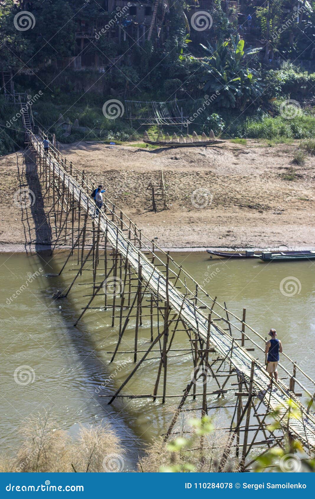 Le Laos, Luang Prabang, Pont En Bambou Photo stock éditorial - Image du ...