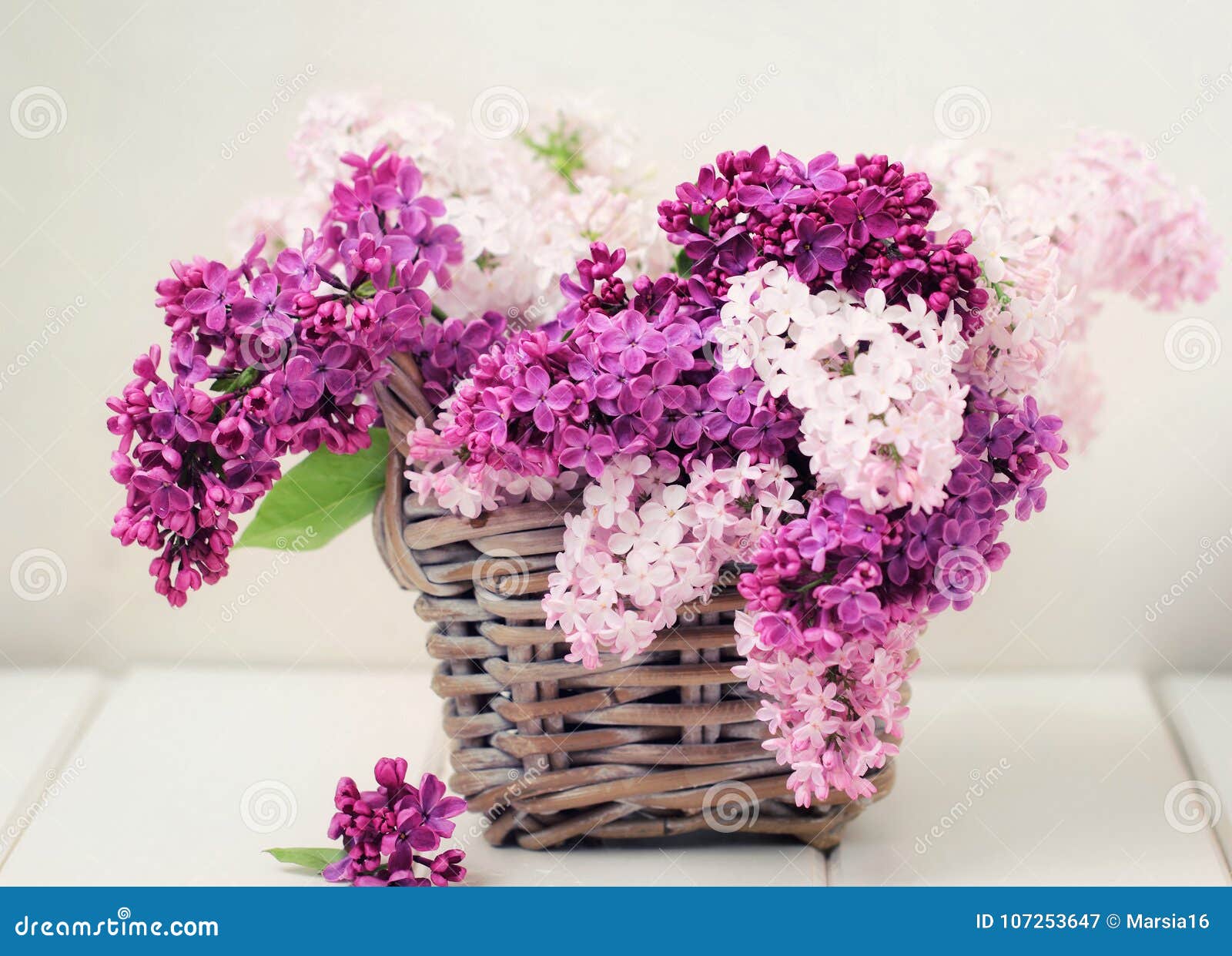 Le Lilas Fleurit Le Bouquet Dans Le Panier De Wisker Image stock ...
