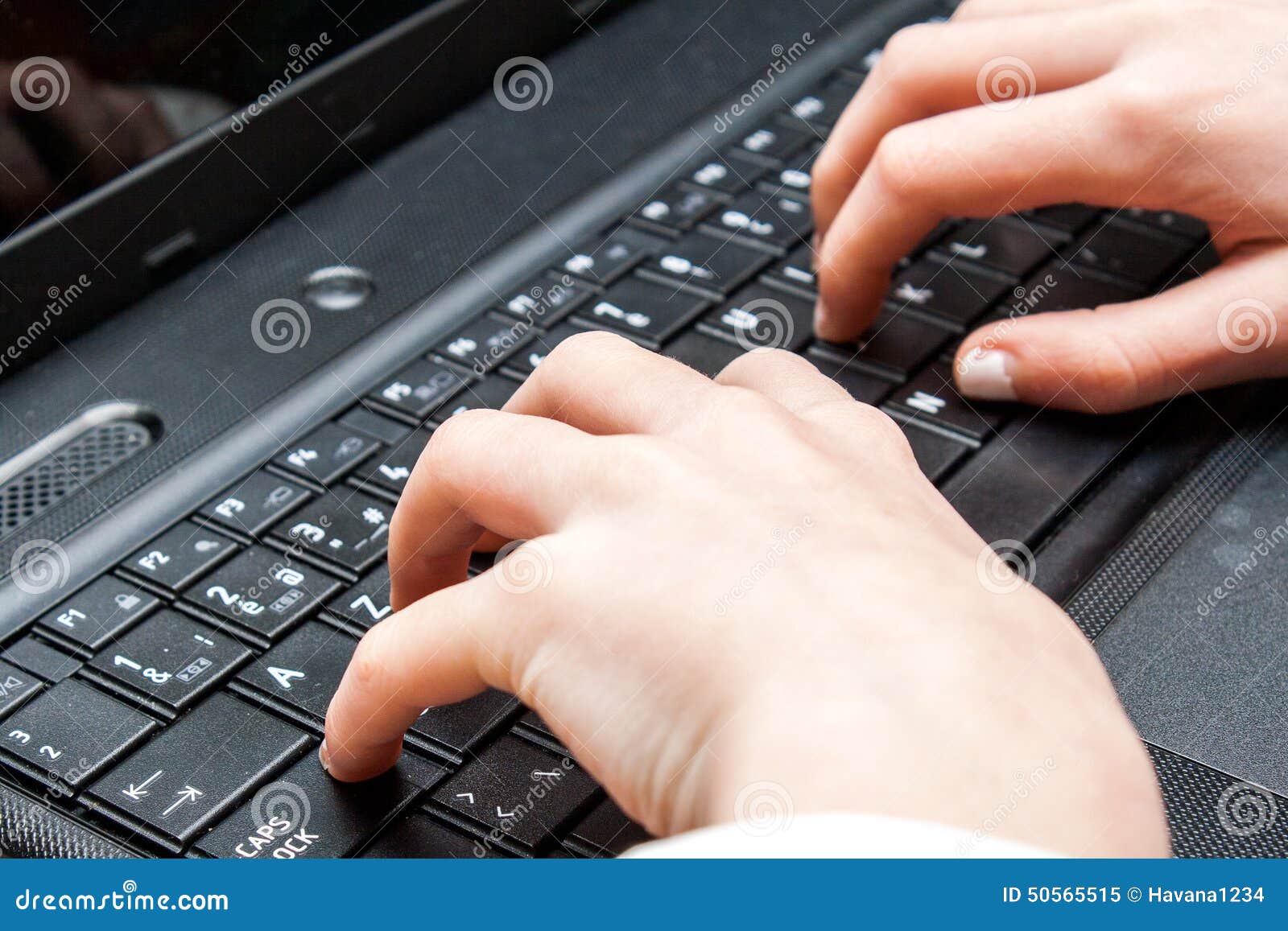 Le Mani Dei Bambini Che Scrivono Su Una Tastiera Del Computer Portatile ... Le Mani Dei Bambini Che Scrivono Su Una Tastiera Del Computer Portatile ...