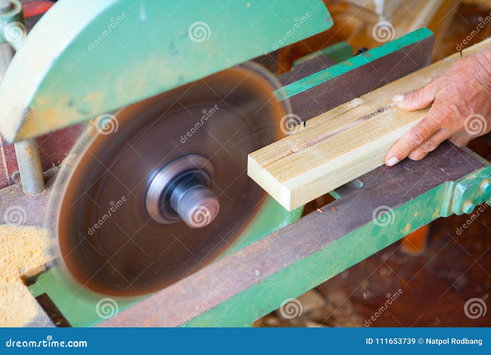 Le Mani Del Carpentiere O Dell'artigiano Hanno Tagliato Un Pezzo Di ... Le Mani Del Carpentiere O Dell'artigiano Hanno Tagliato Un Pezzo Di ...