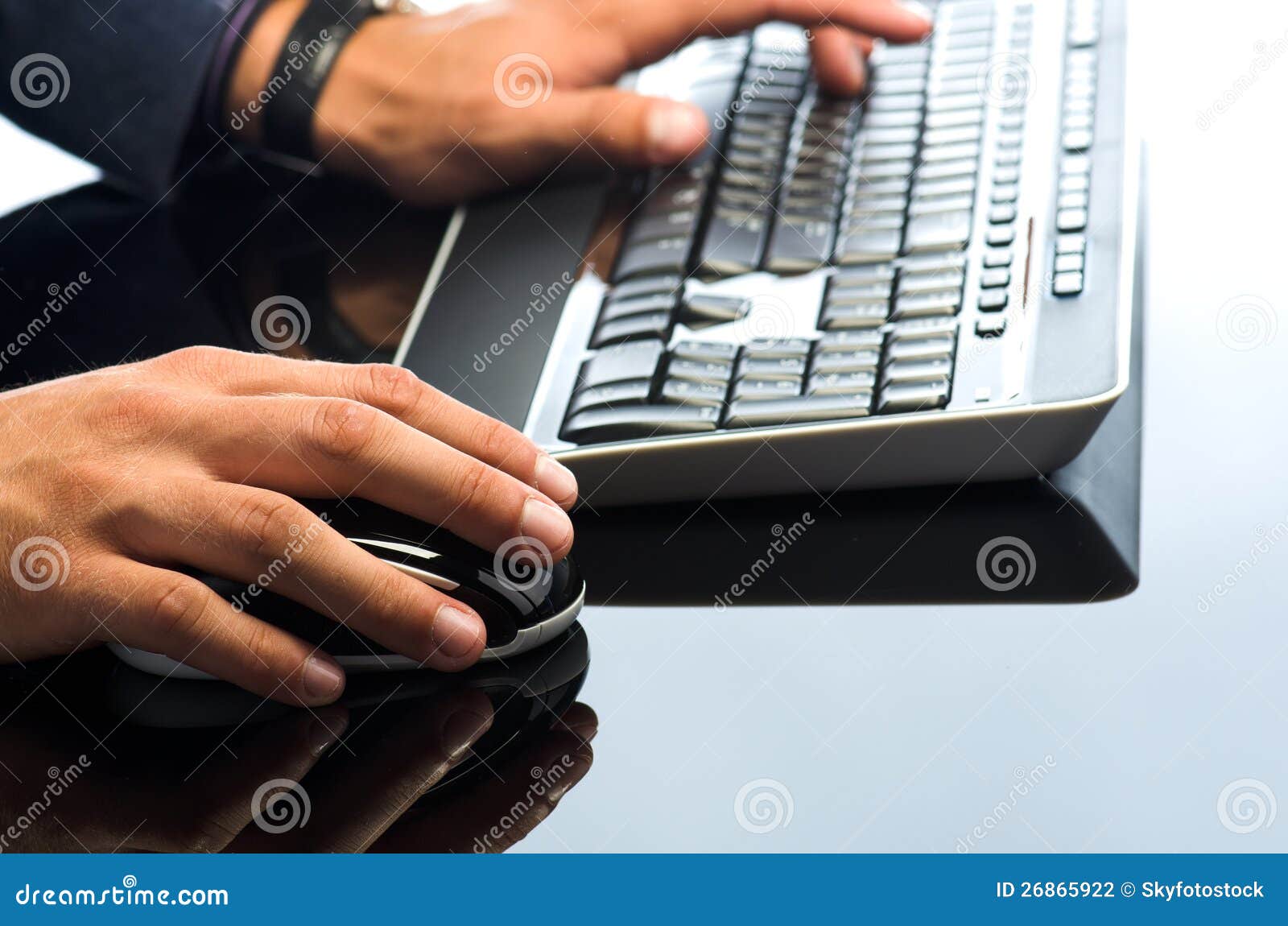 Le Mani Dell'uomo Che Funzionano Con Il Mouse Del Computer Fotografia ...