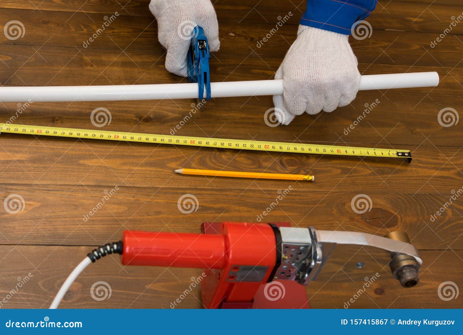 Le Mani Dell'uomo Hanno Tagliato Un Tubo Di Plastica Bianco Per Un ... Le Mani Dell'uomo Hanno Tagliato Un Tubo Di Plastica Bianco Per Un ...