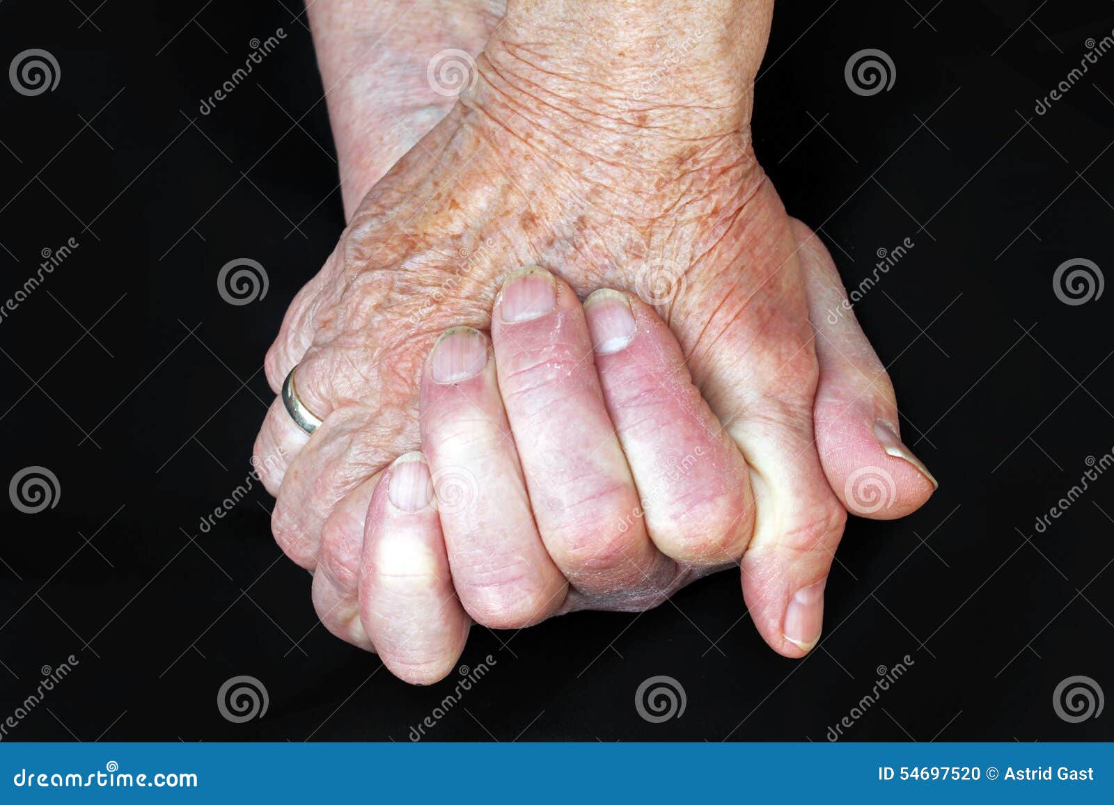 Le Mani Di Due Donne Anziane Fotografia Stock - Immagine di anziani ...