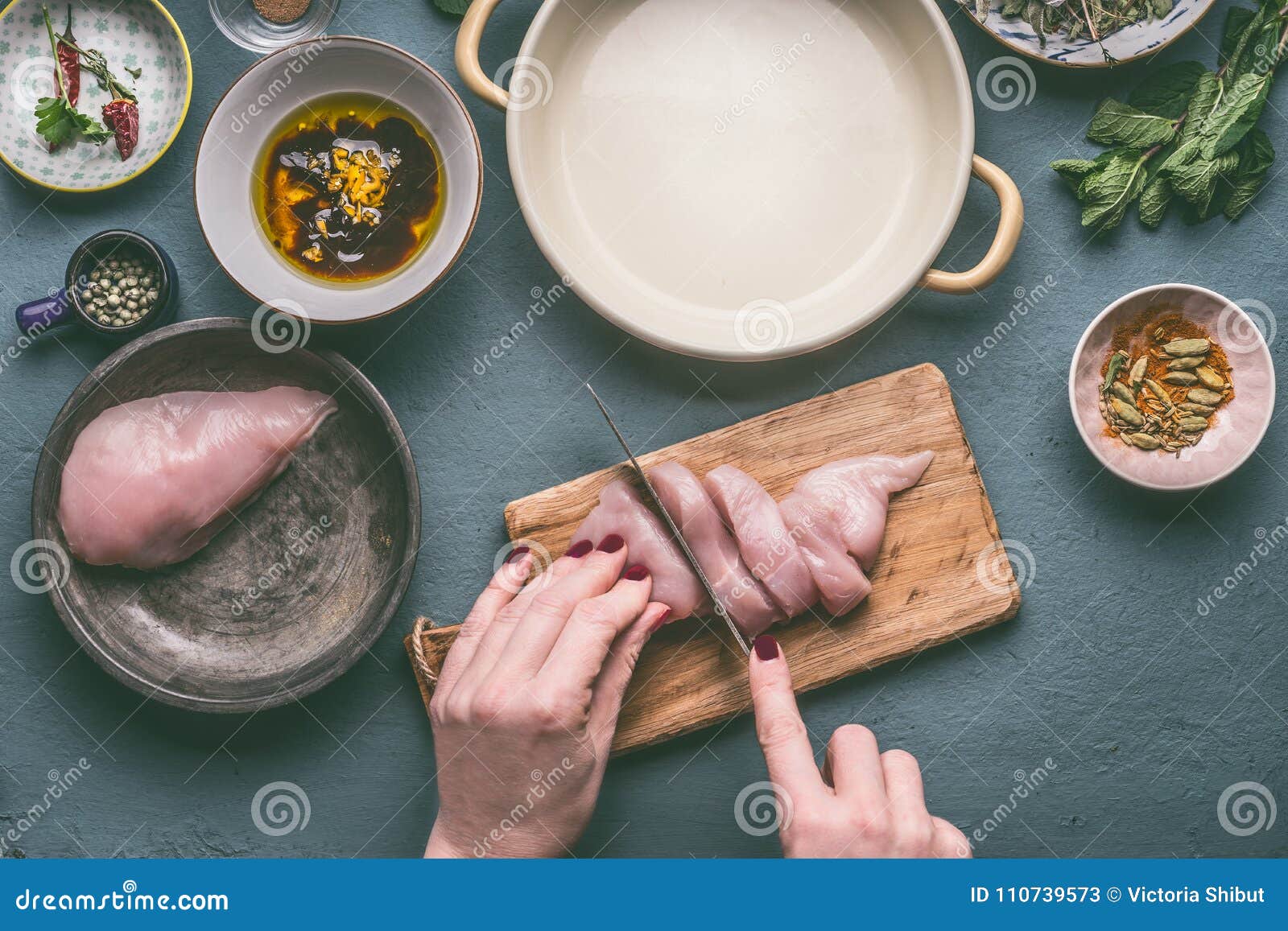 Le Mani Femminili Hanno Tagliato Il Petto Di Pollo Sul Tagliere Di ... Le Mani Femminili Hanno Tagliato Il Petto Di Pollo Sul Tagliere Di ...