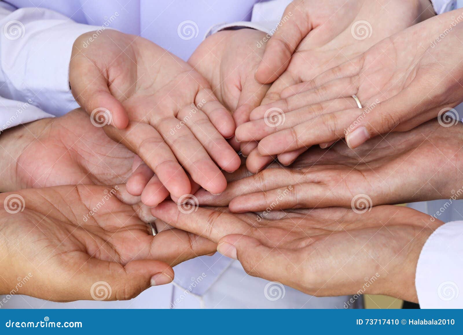 Le Mani Sono Tenute Insieme Fotografia Stock - Immagine di aiuto ...