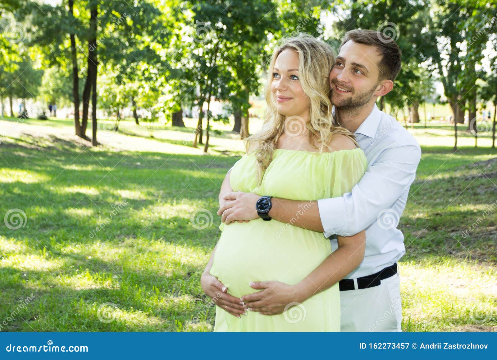 Le Mari Embrasse Sa Femme Enceinte Dans Le Parc Image Stock Image Du