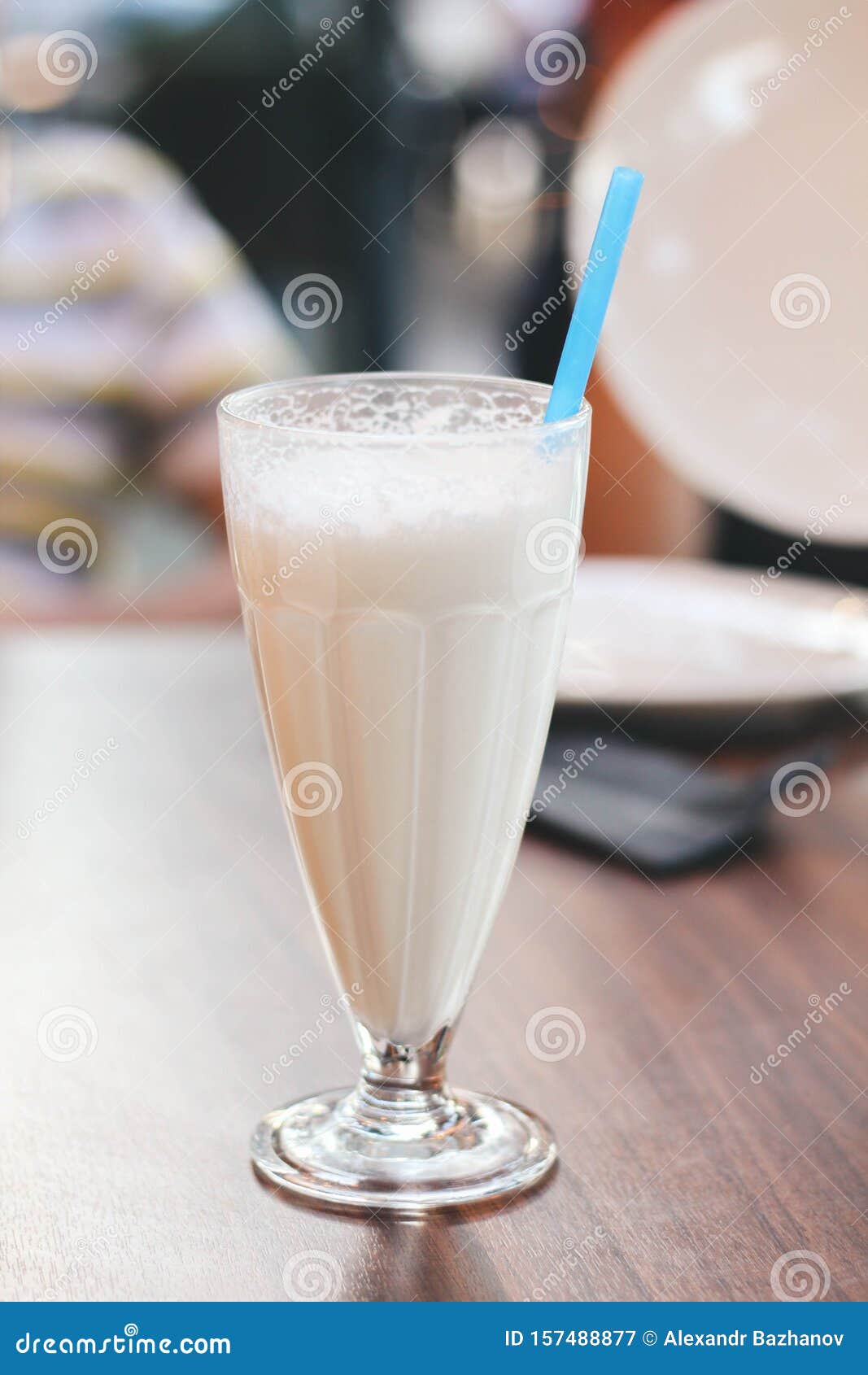 Le milk-shake aux pailles image stock. Image du concept - 157488877