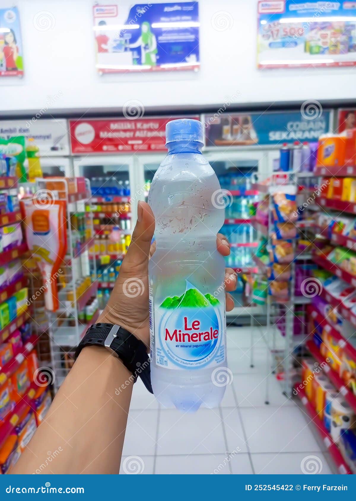 Le Minerale是pt Tirta Fresindo Jaya生产的印尼瓶装饮用水amdk品牌. 图库摄影片 - 图片 包括有 购物 ... Le Minerale是pt Tirta Fresindo Jaya生产的印尼瓶装饮用水amdk品牌. 图库摄影片 - 图片 包括有 购物 ...