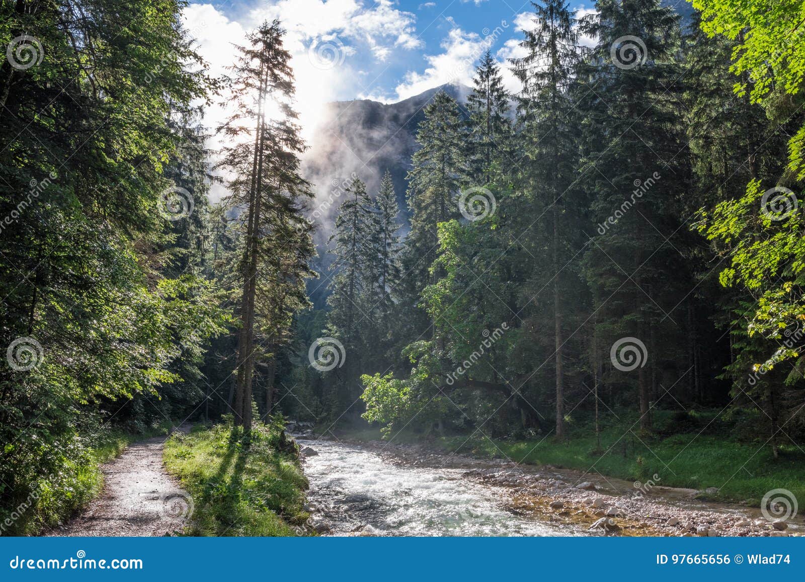 Le Montagne Delle Alpi in Baviera, Germania Fotografia Stock - Immagine ...