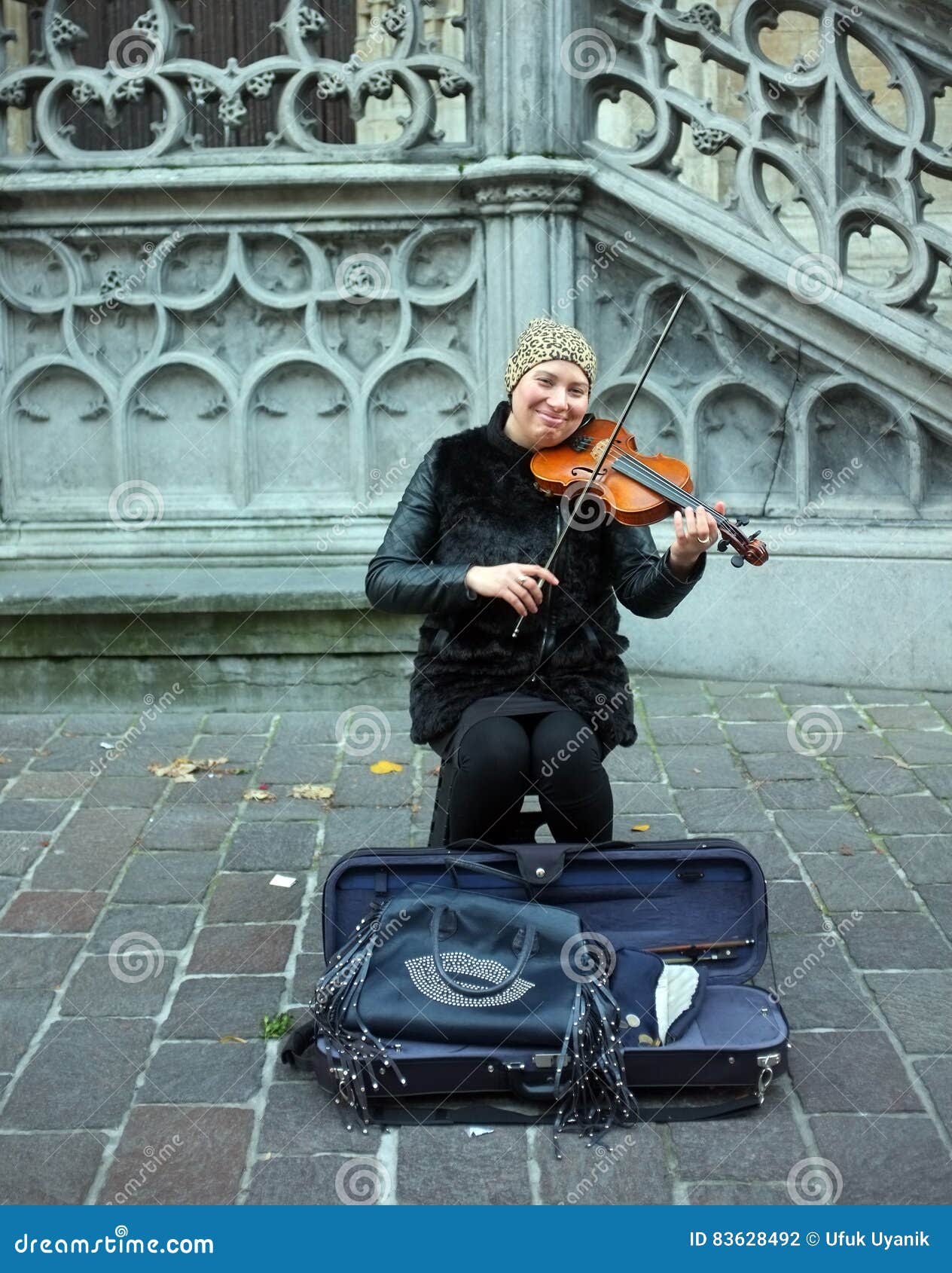 Le Musicien De Rue Joue Le Violon Photographie éditorial - Image du ...