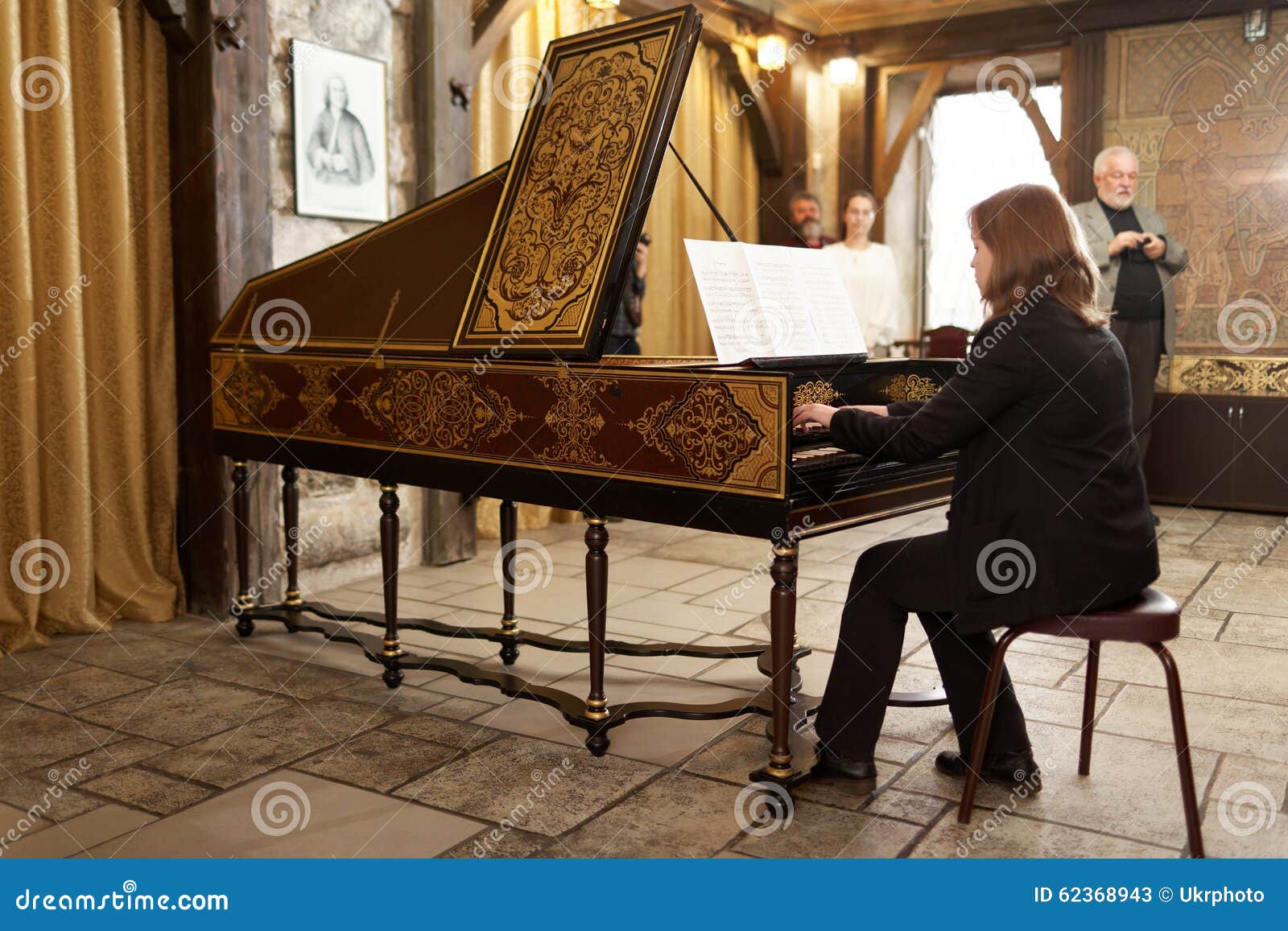 Le Musicien Joue Le Clavecin Photo stock éditorial - Image du musicien ...