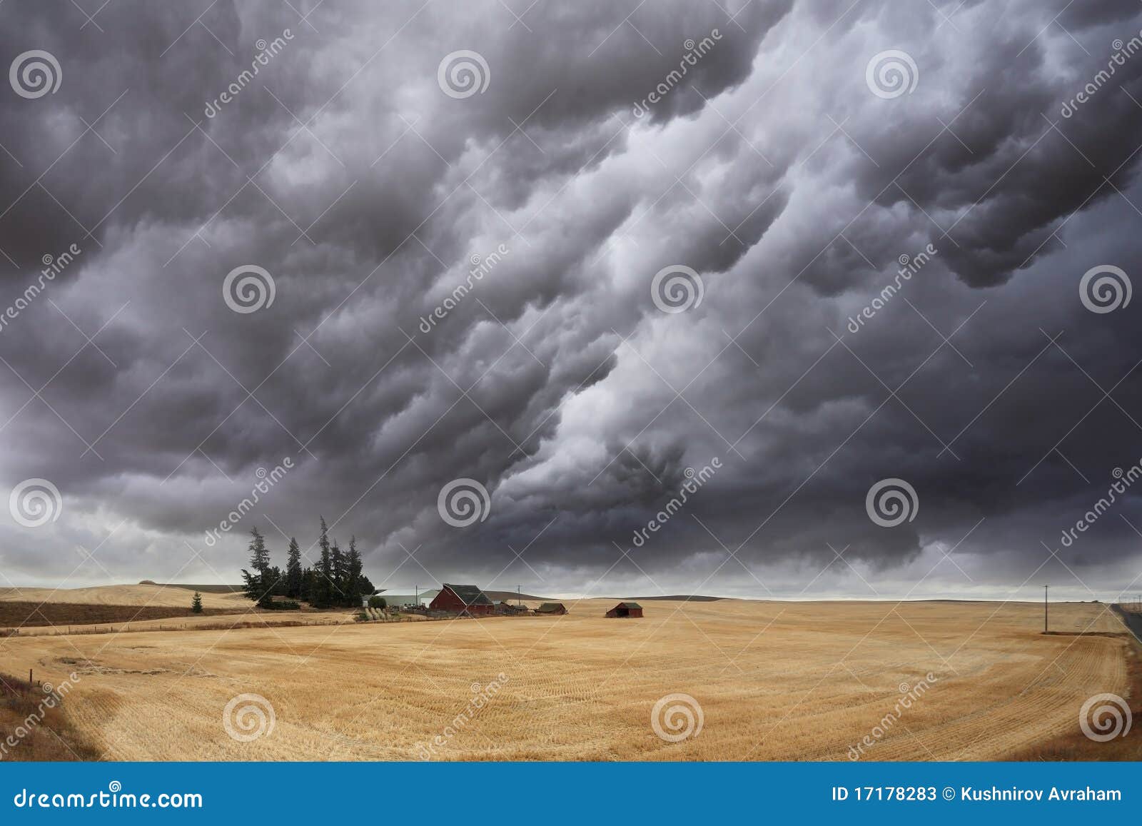 Le Nuage Noir Sur Des Zones Image stock - Image du ciel, cumulonimbus ...