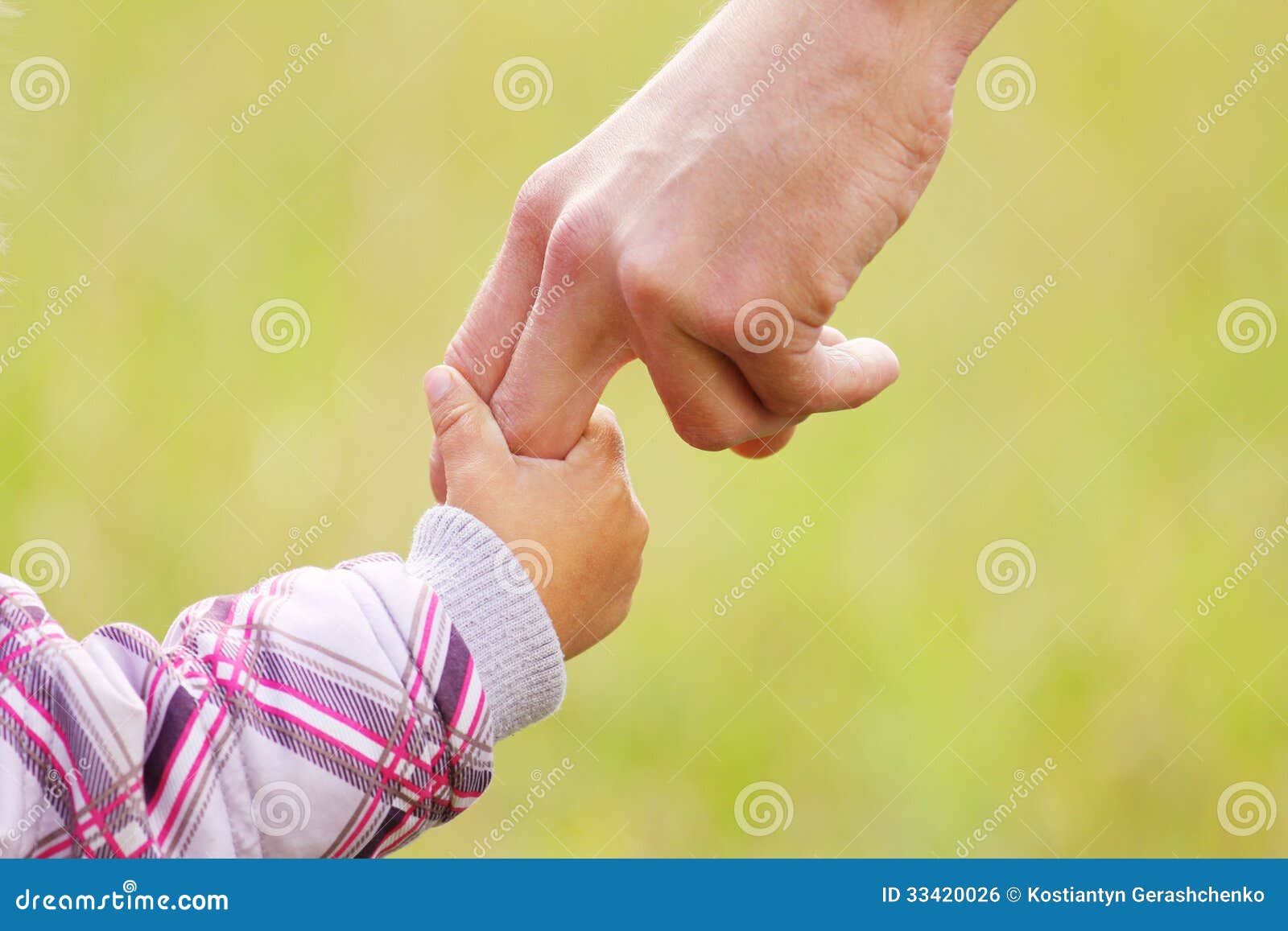 Le Parent Tient La Main D'un Petit Enfant Photo stock - Image du vieux ...