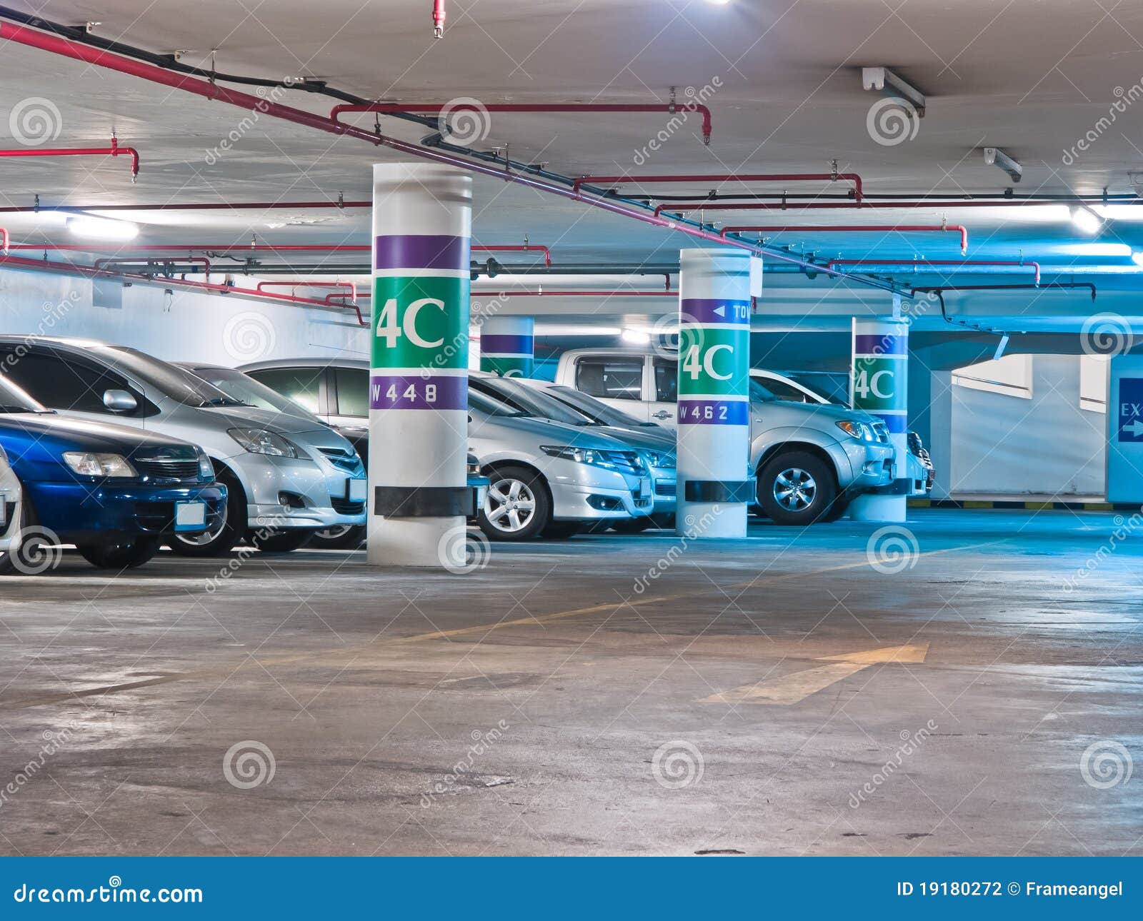 Le Parking Dedans Sous Terre Photo stock - Image du configuration ...