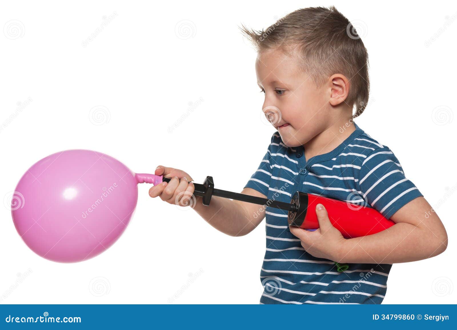 Le Petit Garçon Gonfle Un Ballon Photo stock - Image du jeune, enfant ...